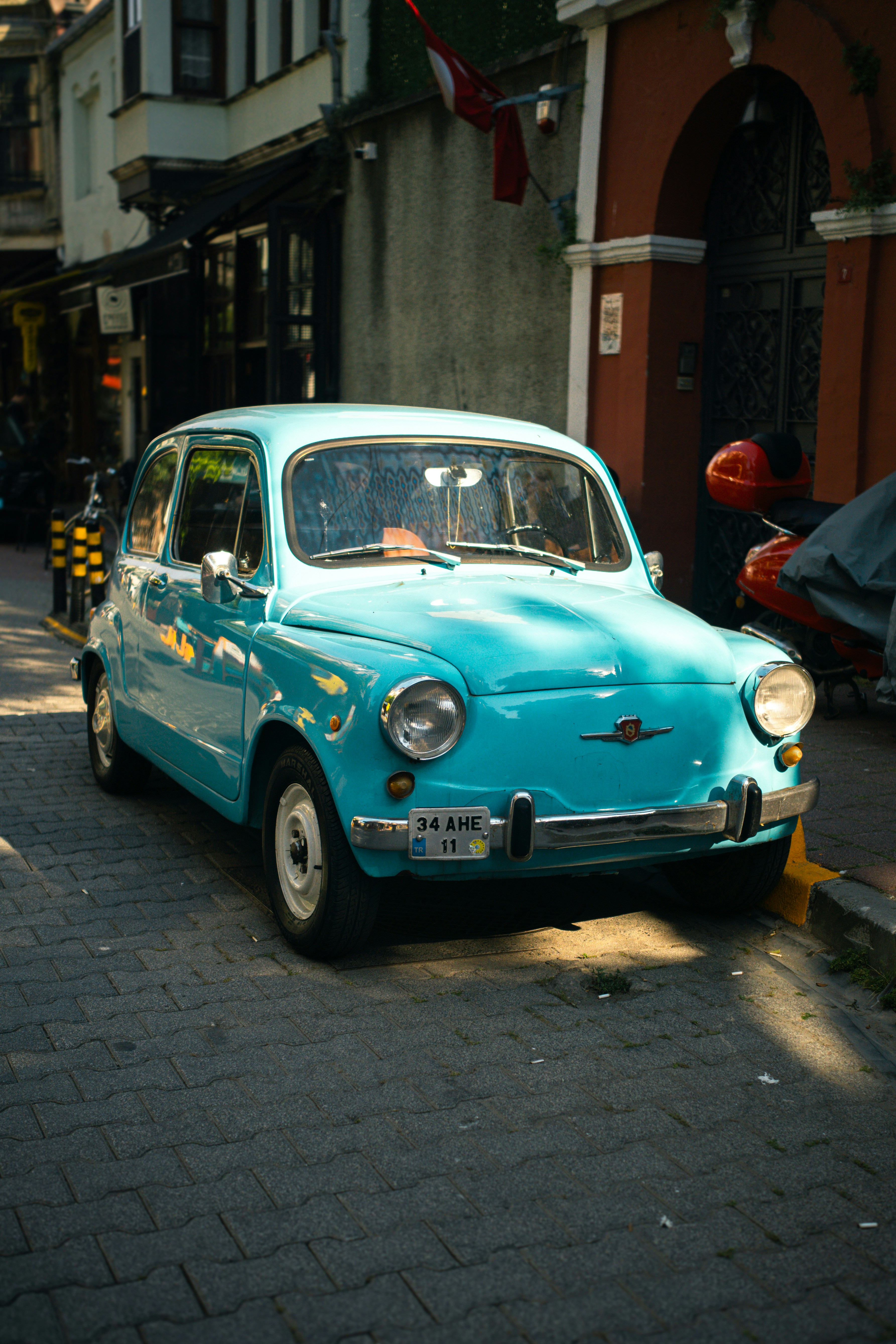 Sunlit Turquoise Classic: A Street-Spotcar Under Urban Calm