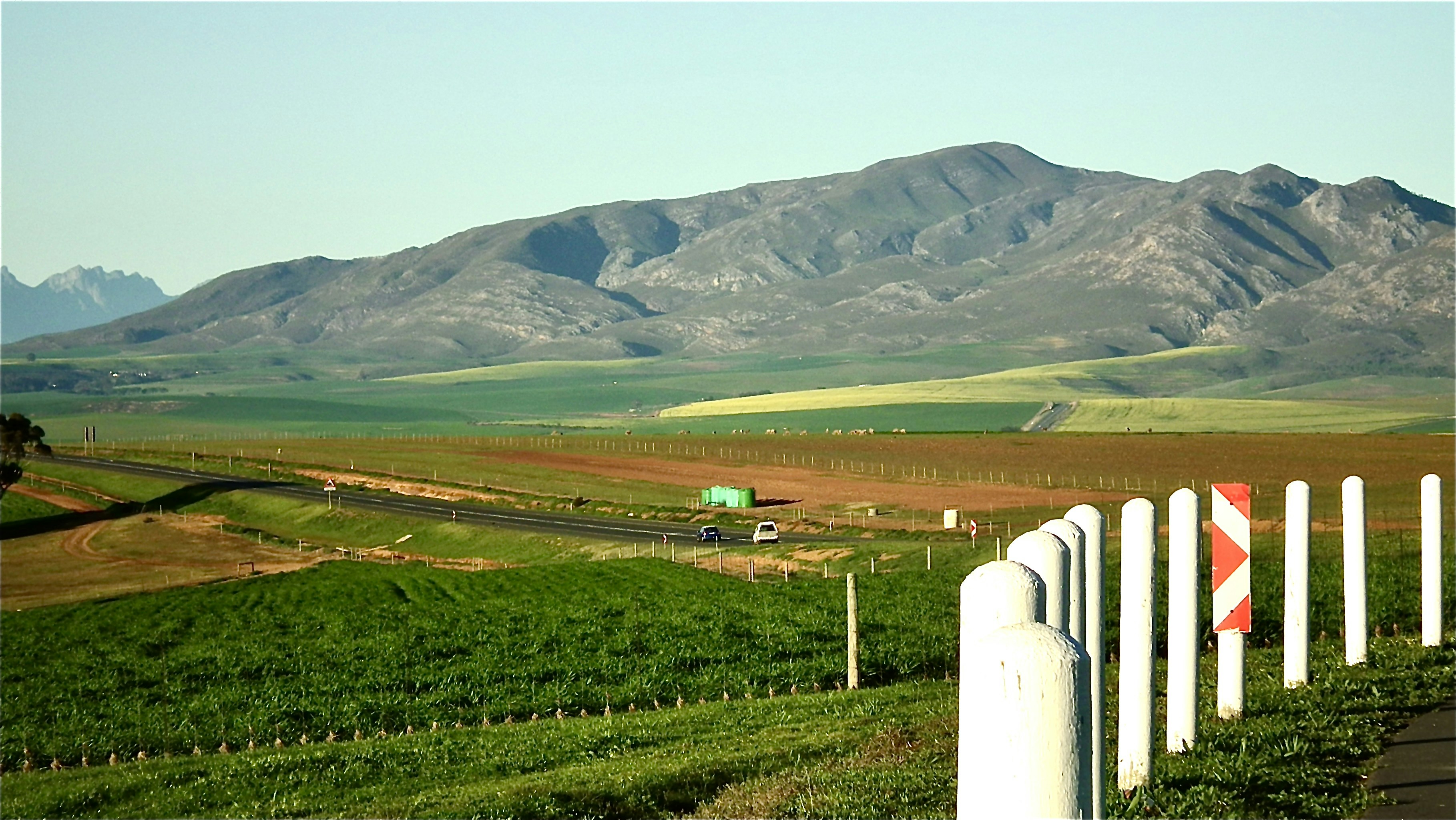 Ridge Road Serenade: A Farmland Bridge to the Mountains