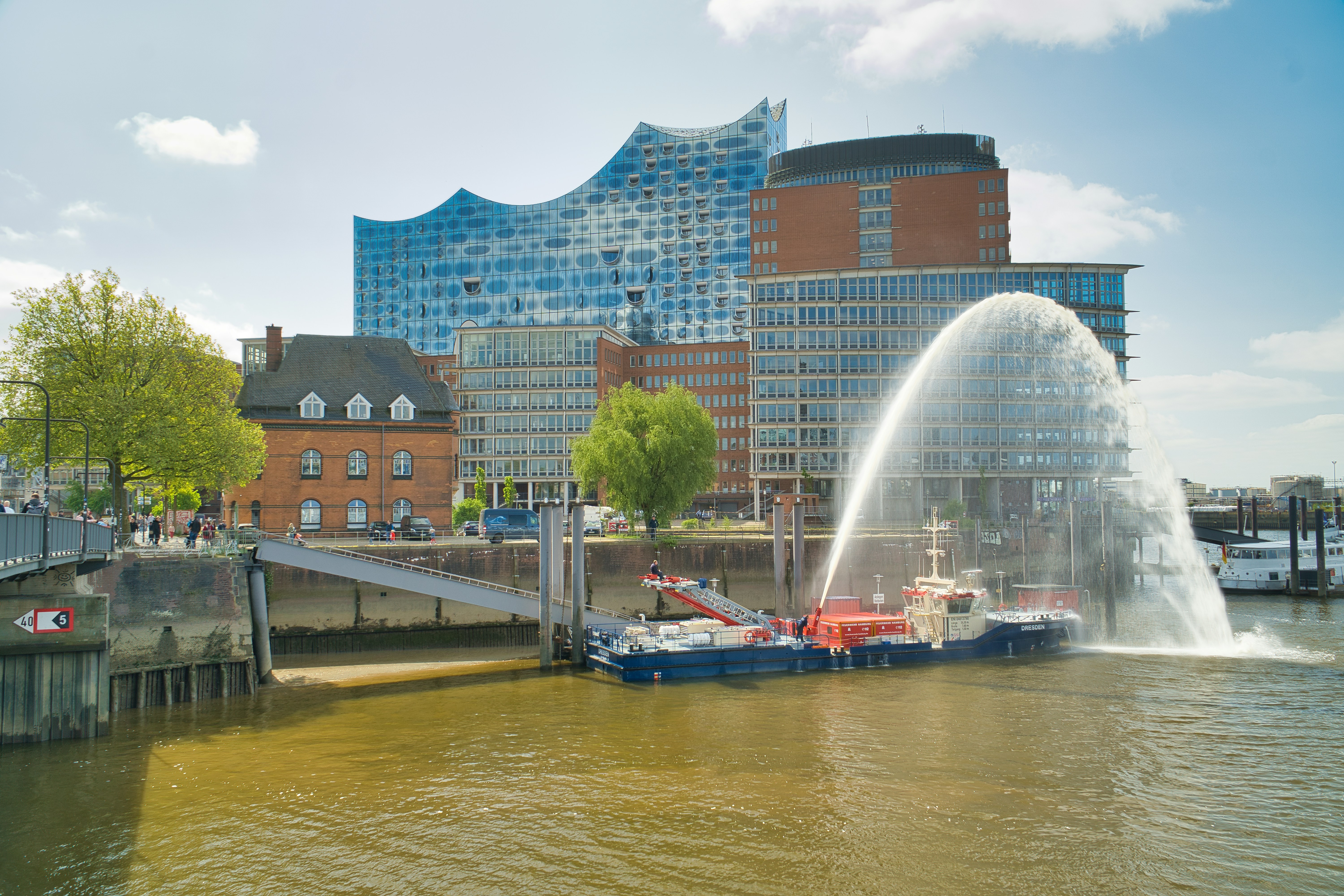 Hydraulic Spotlight: The Water Arc at Hamburg’s Elbe Front