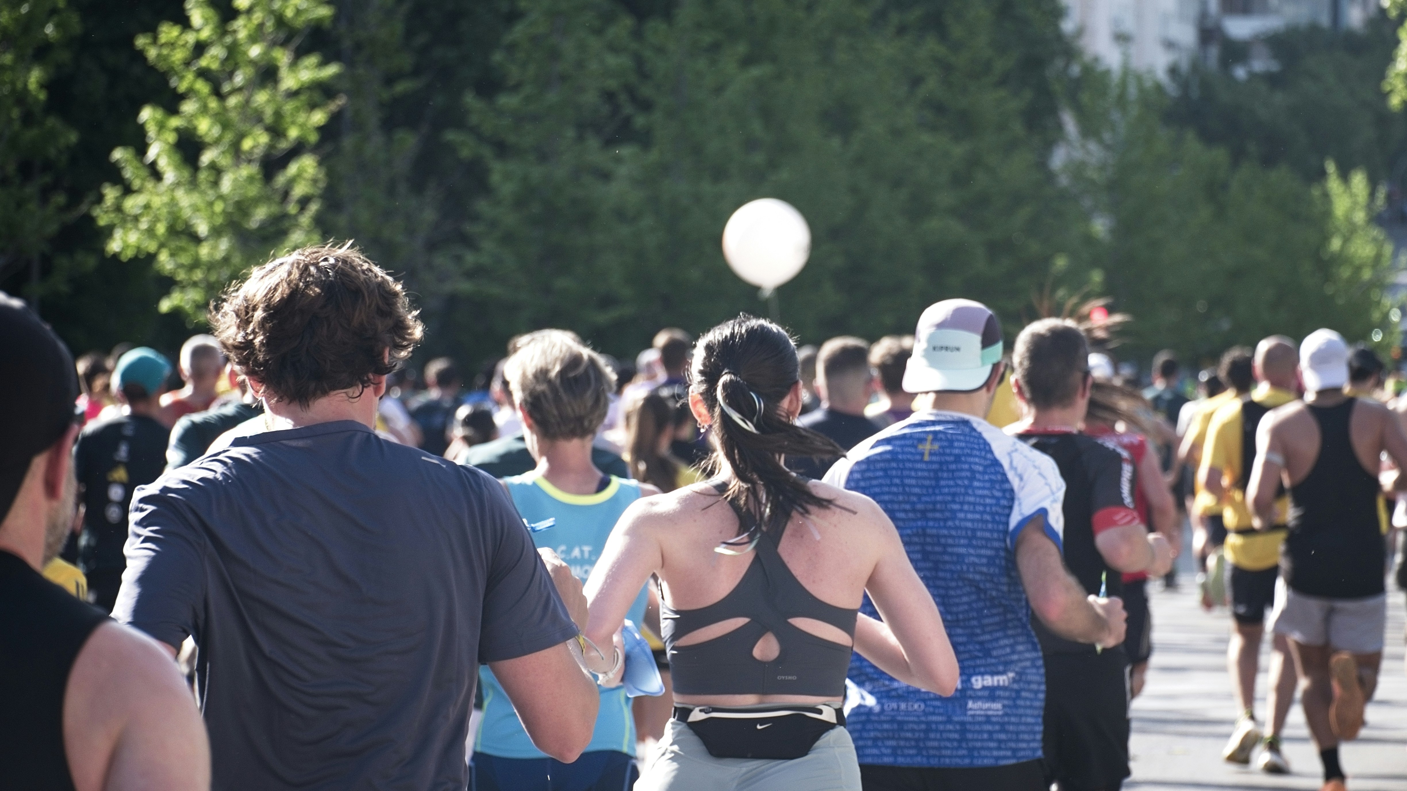 Mid-race Momentum: A Sea of Running Bodies Converges Toward a Ball in the Park