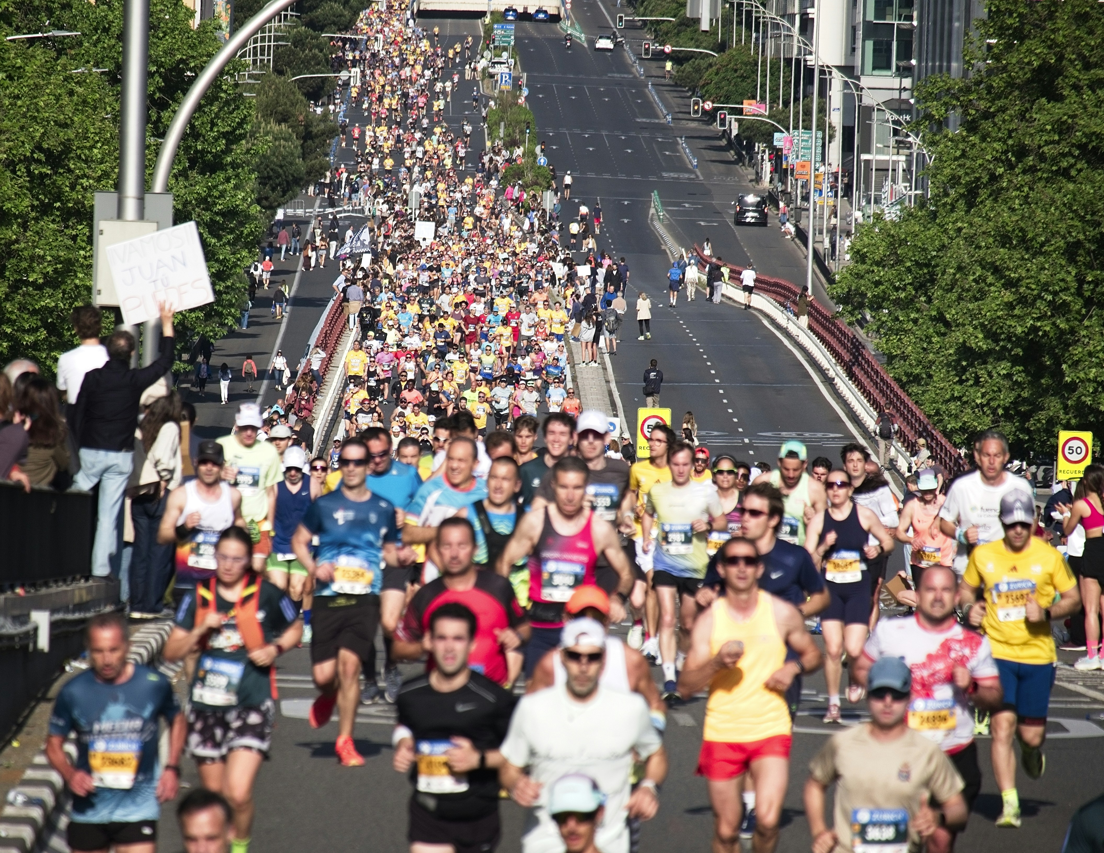 Masses on the Move: A City Marathon from Start to Far Reach