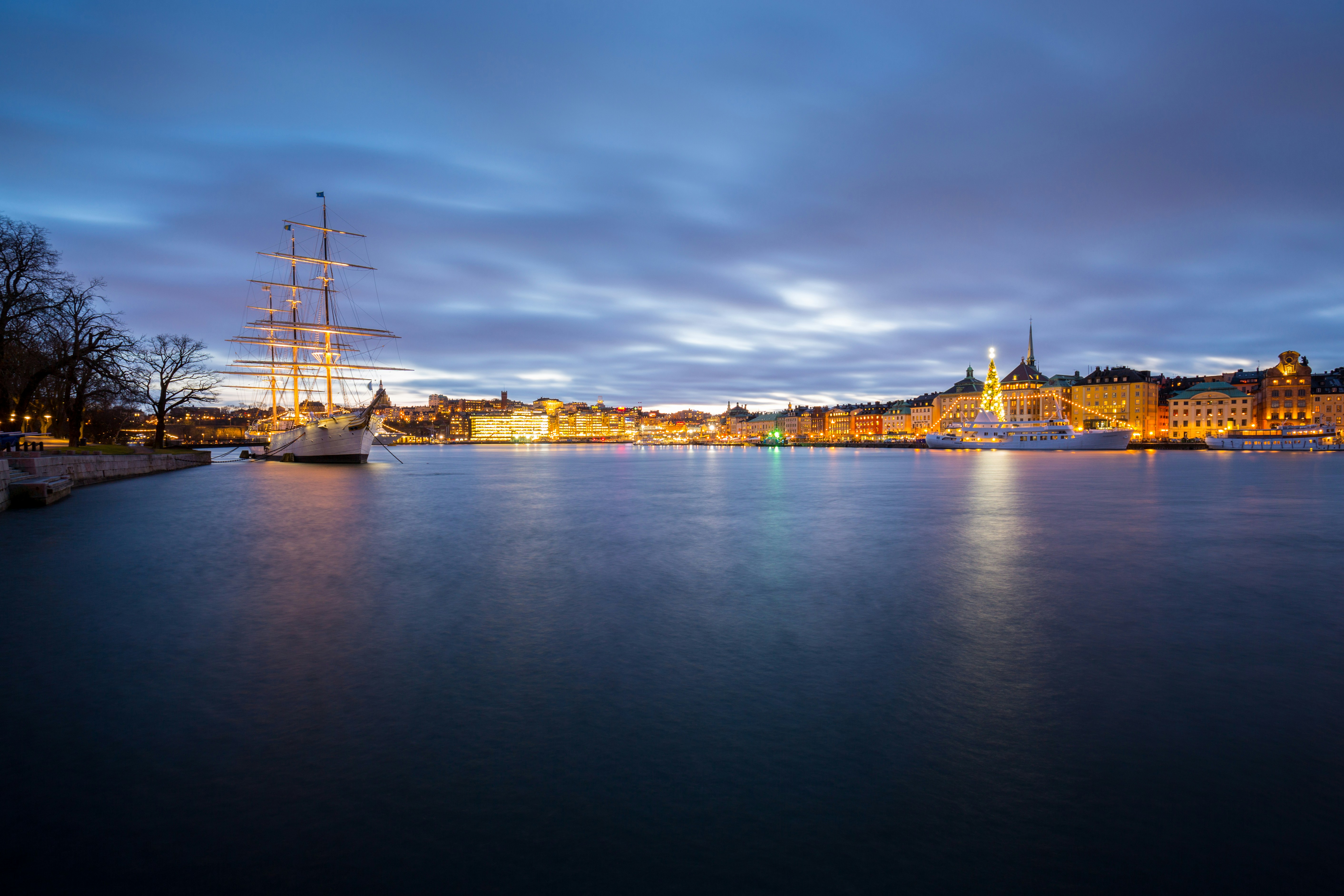 Evening Harbor: A Quiet Wake Along the City Lights