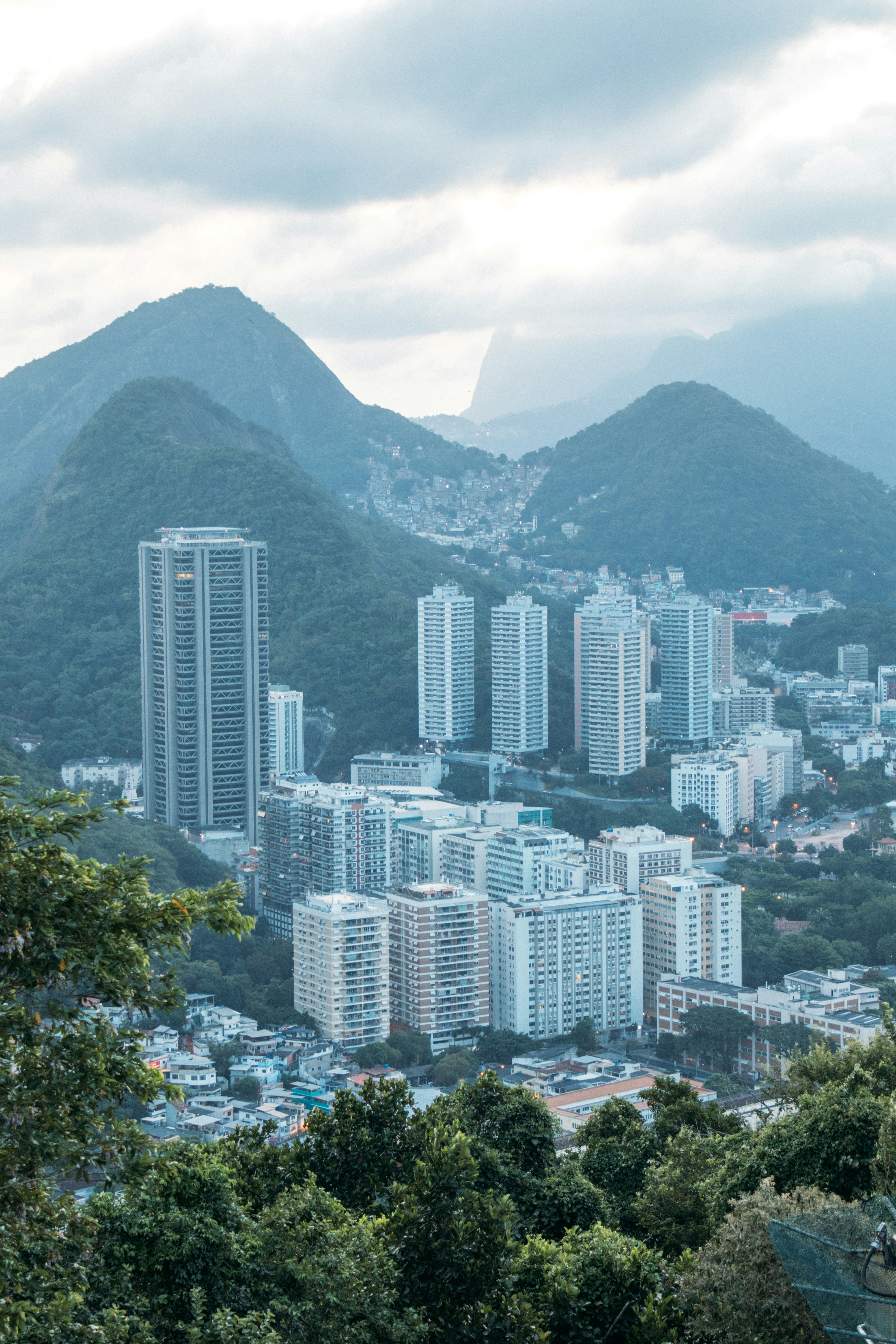 City in the Valley: High-Rrise Echoes Between Green Hills