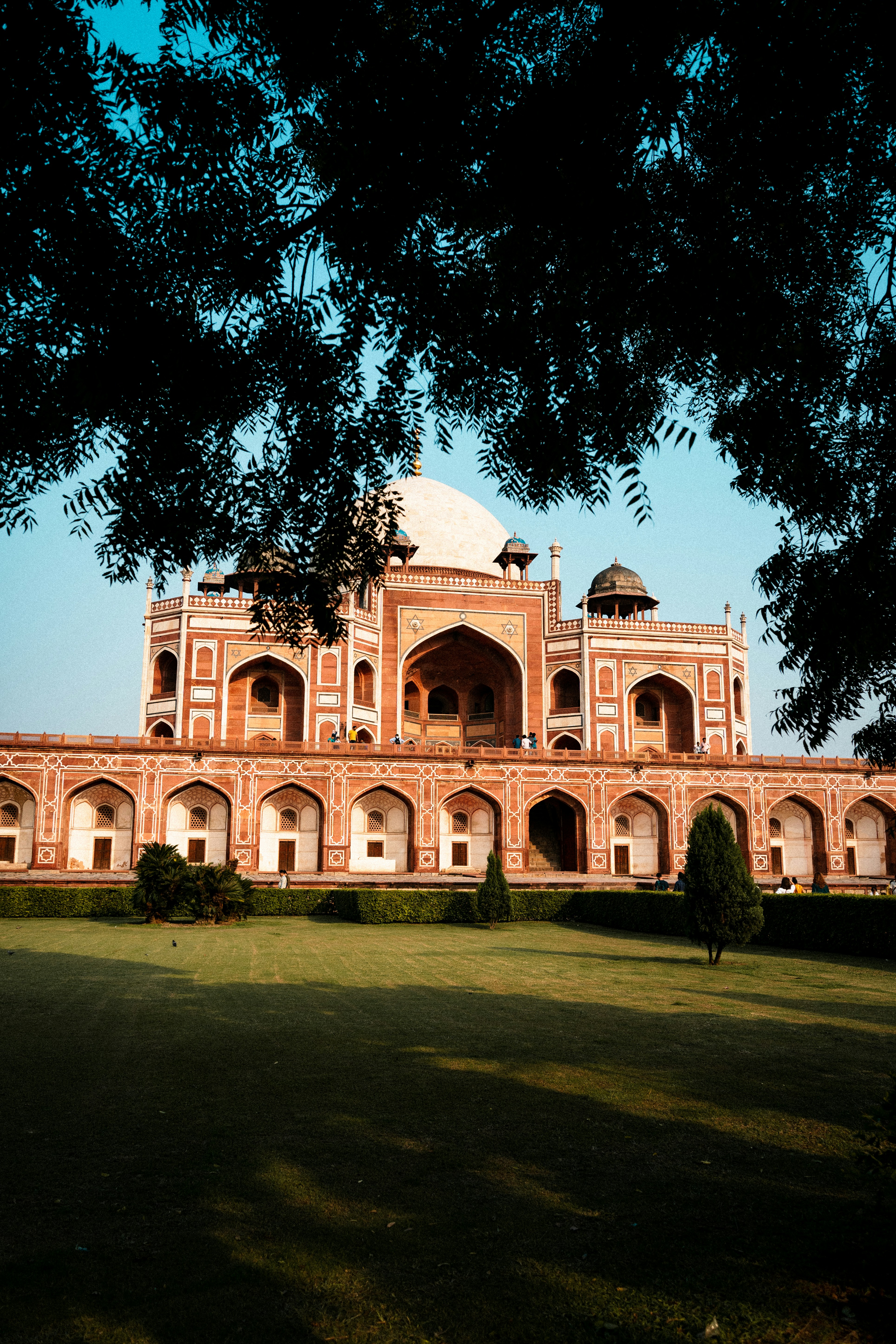 Red Fort-like Taj: A Majestic Archway Framed by Overhanging Canopy