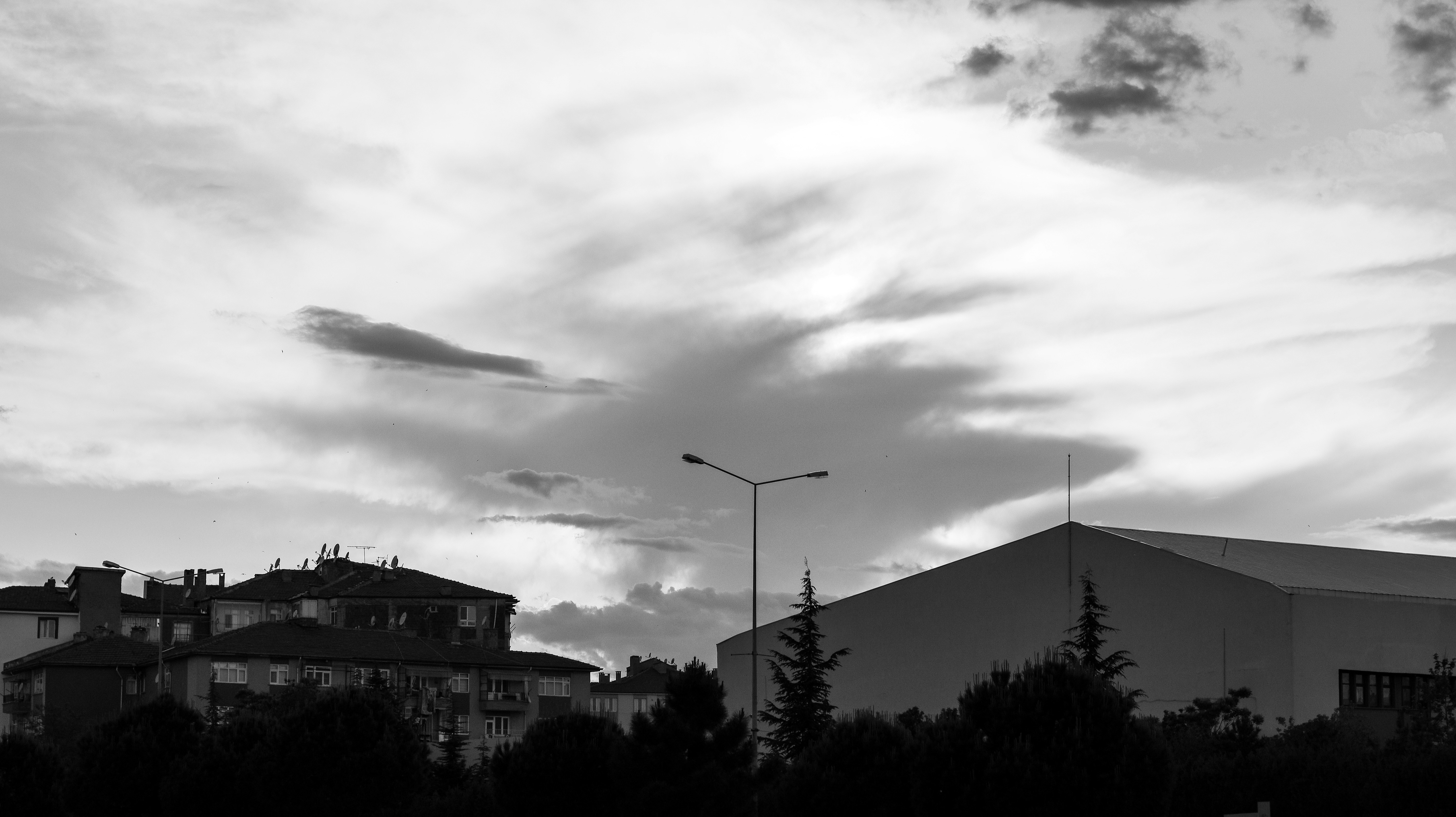 Dusk Skyline: A Quiet Horizon Under Expansive Clouds