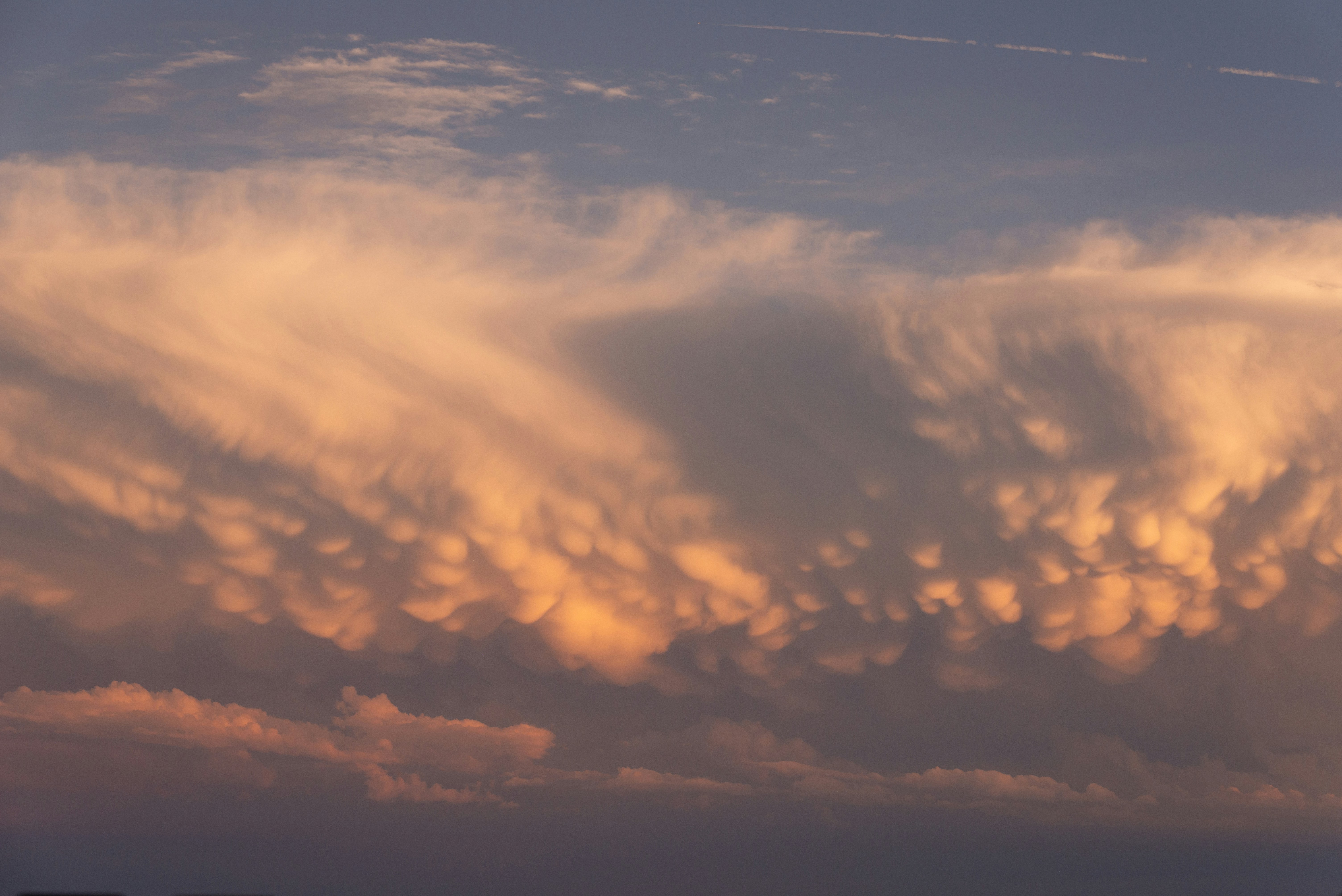 Soft-Glint Sky: Desert Haze at Dusk