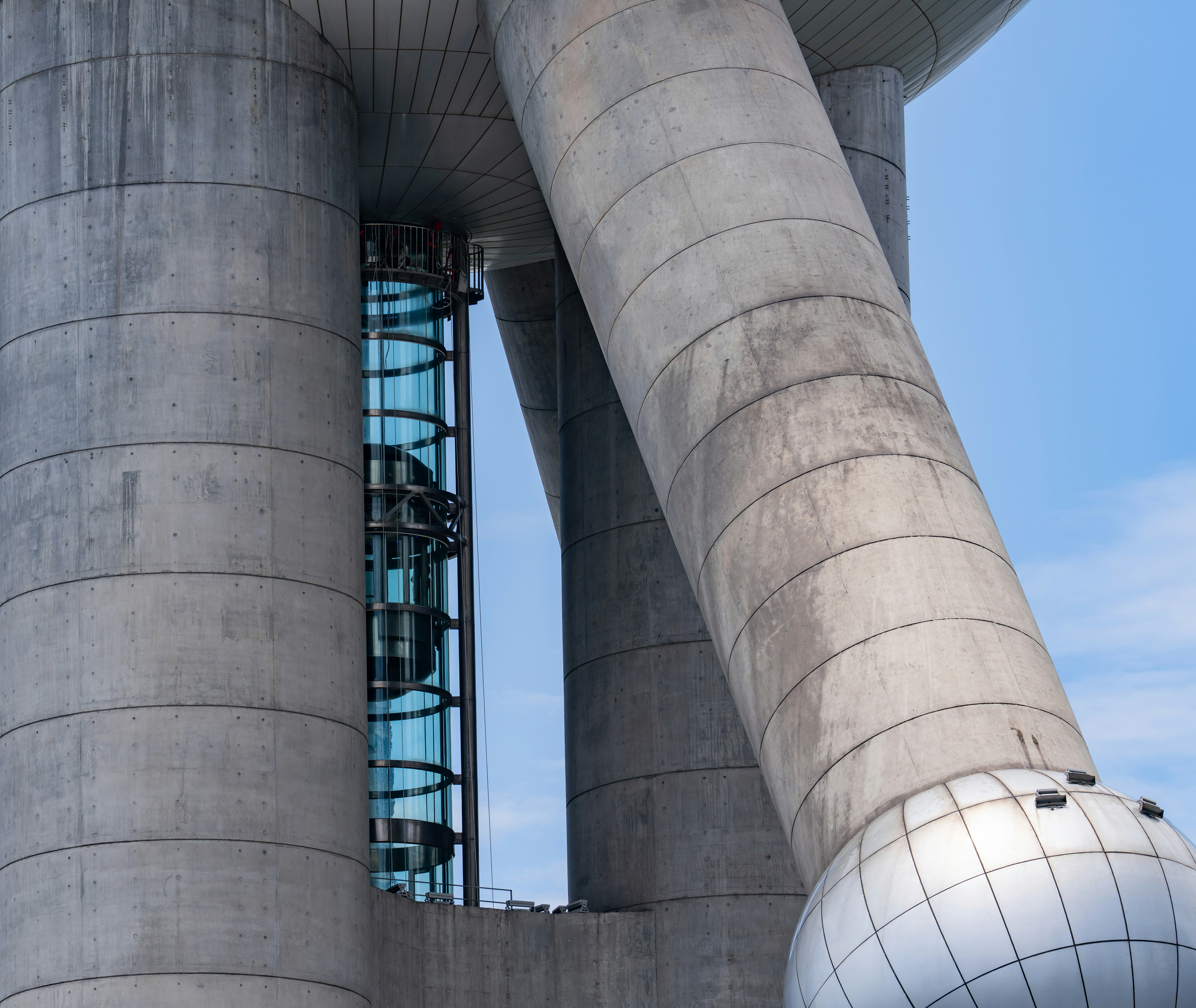 Concrete Helix and Spherical Orb of a Modern Landmark
