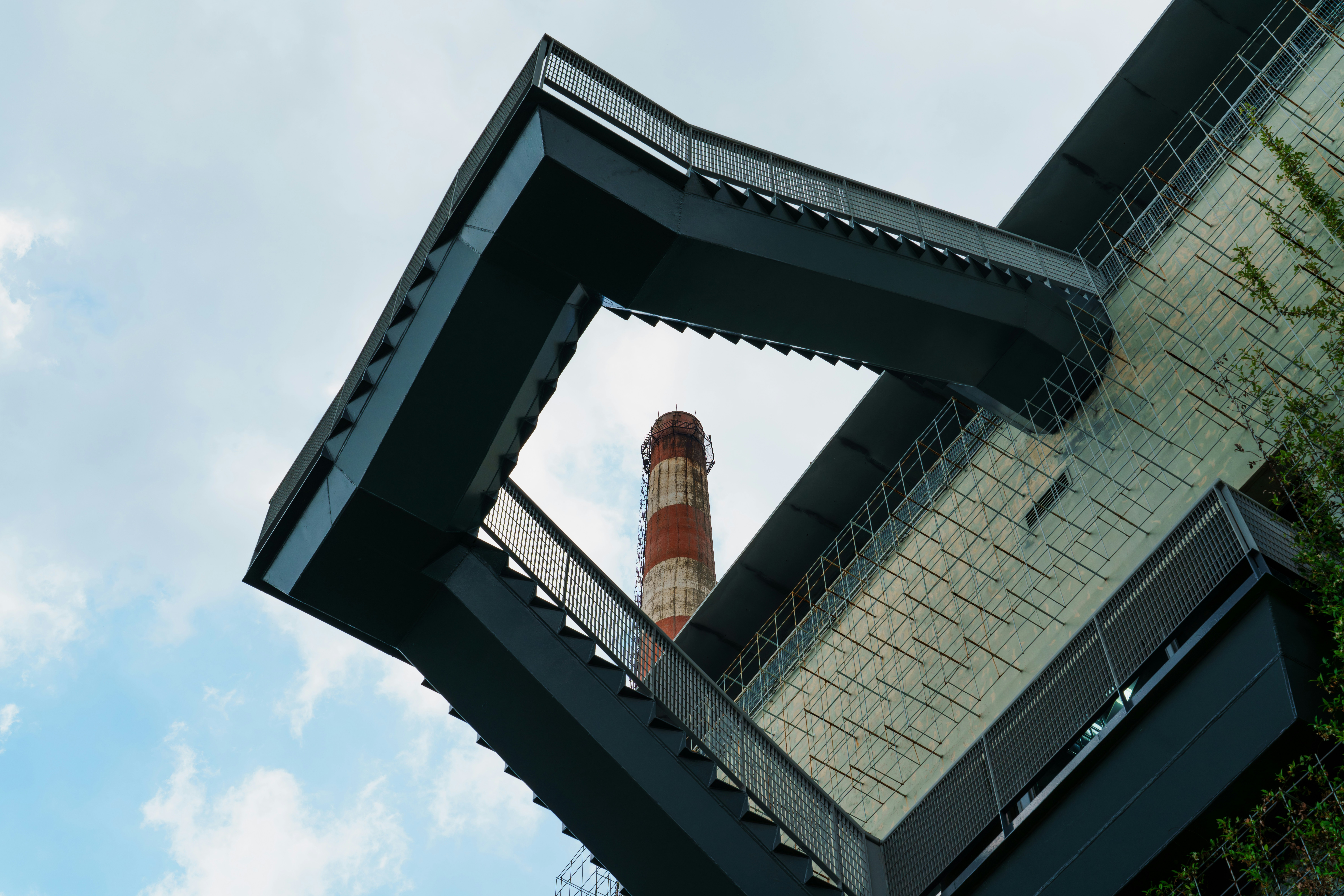 Interlocking Steel and Brick: A Modern Frame Surrounding a Chimney