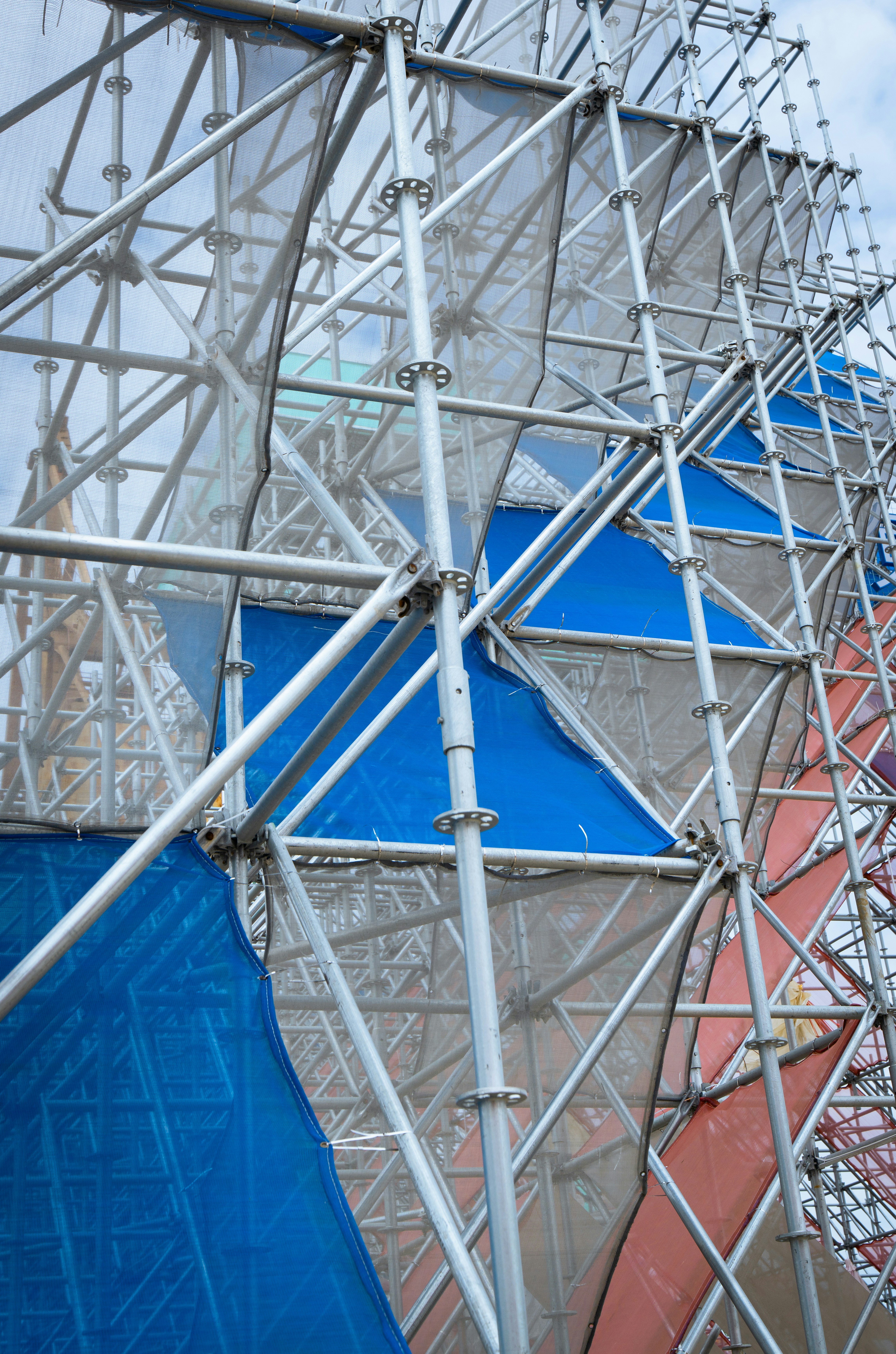 Interwoven Steel: A Lattice of Construction