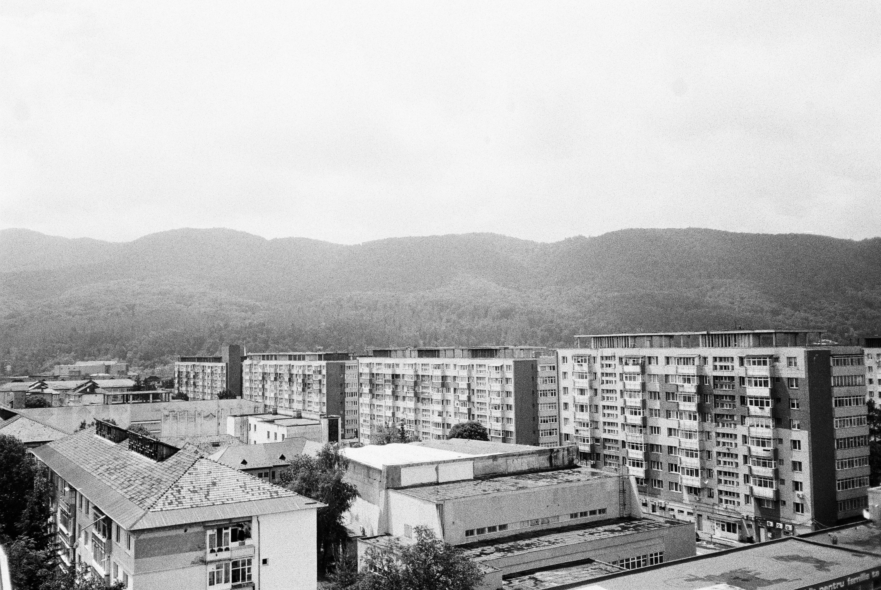 Urban Plateau: Concrete Wings under a Quiet Ridge