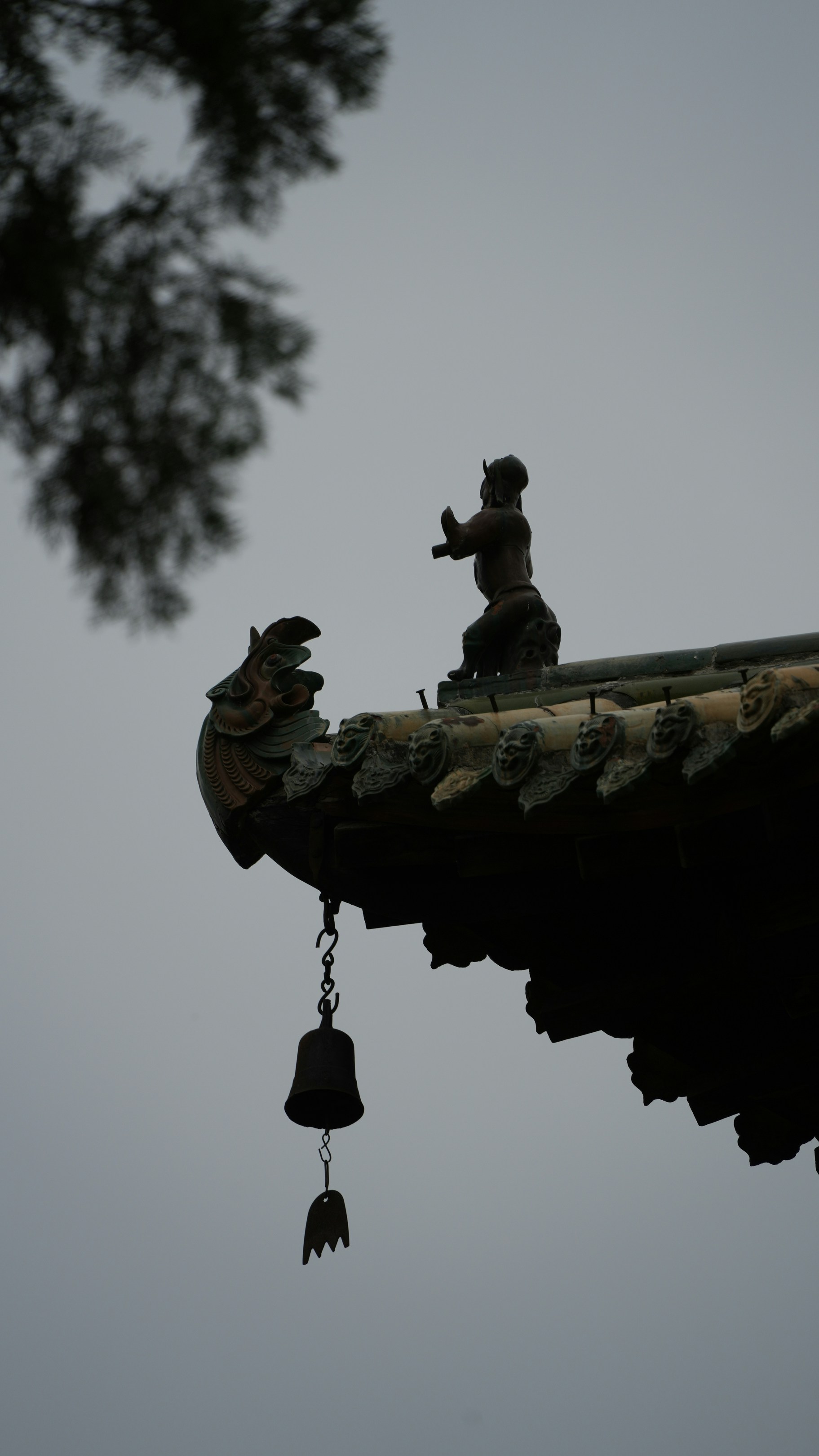 Statue Fyrn on the Eave: A Dormant Bell in Silent Twilight