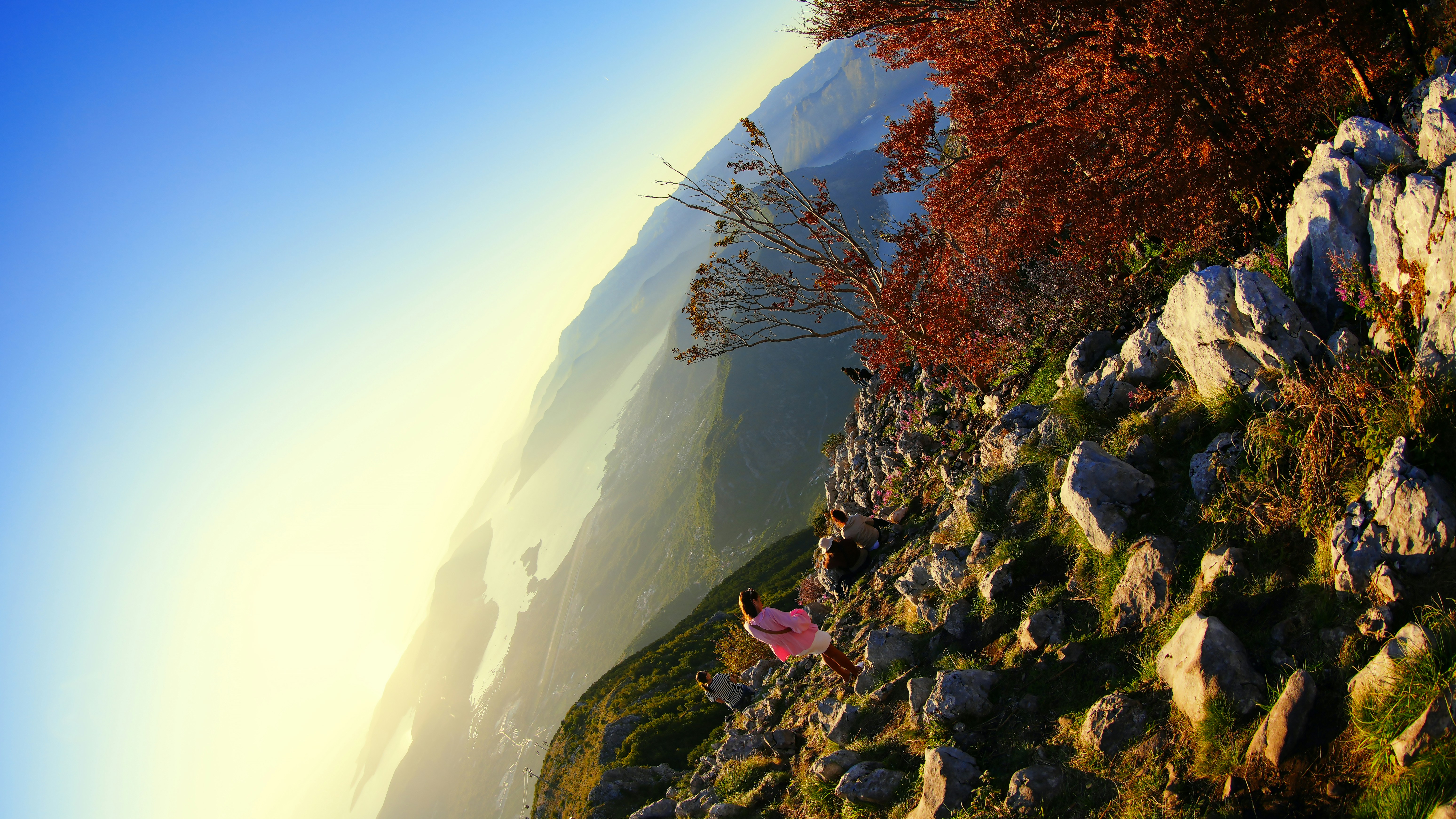 Sunlit Ridge: A Morning Pause Among Granite and Gold