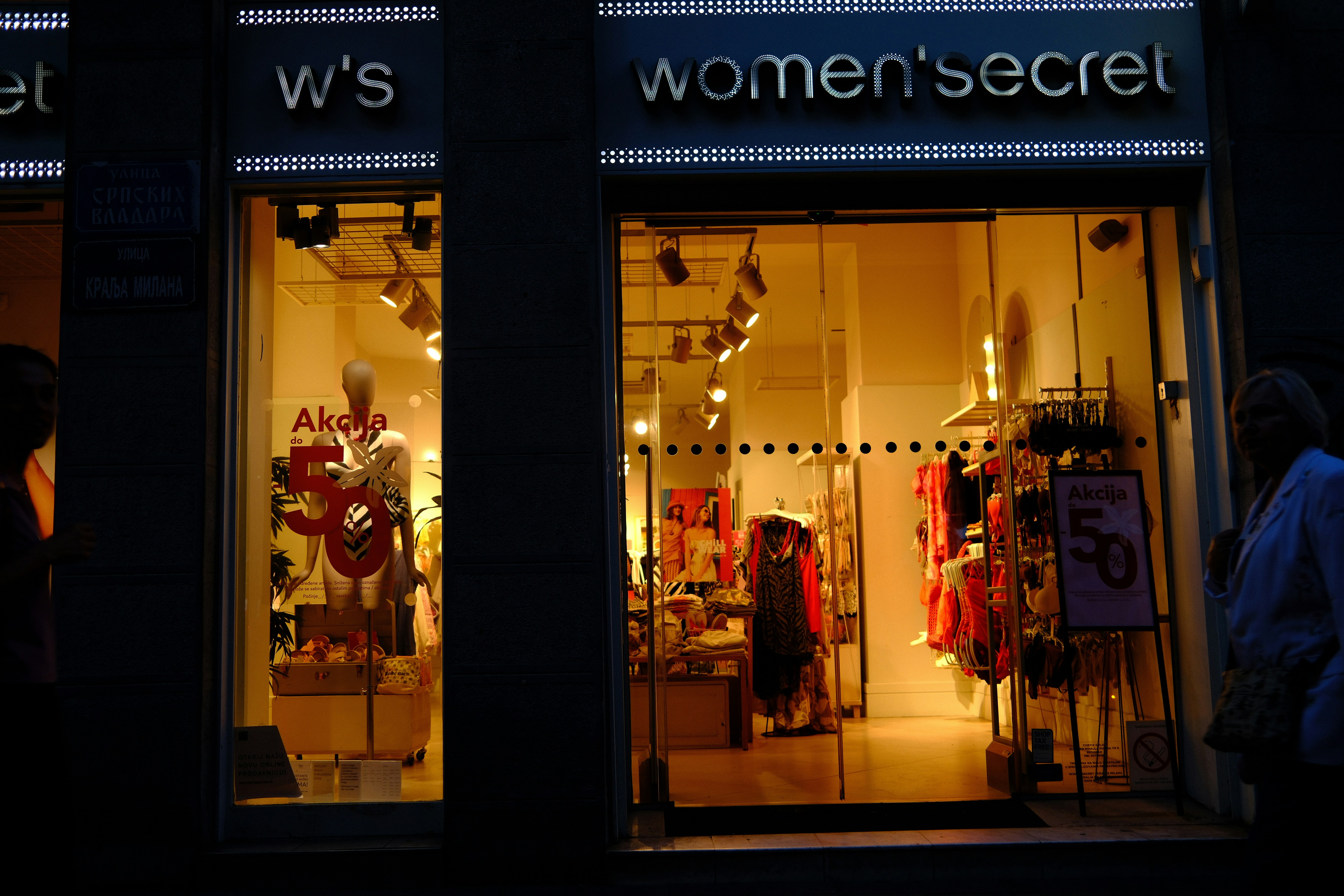 Nighttime Shopfront Glows: A Quiet Street Portrait of Fashion Windows