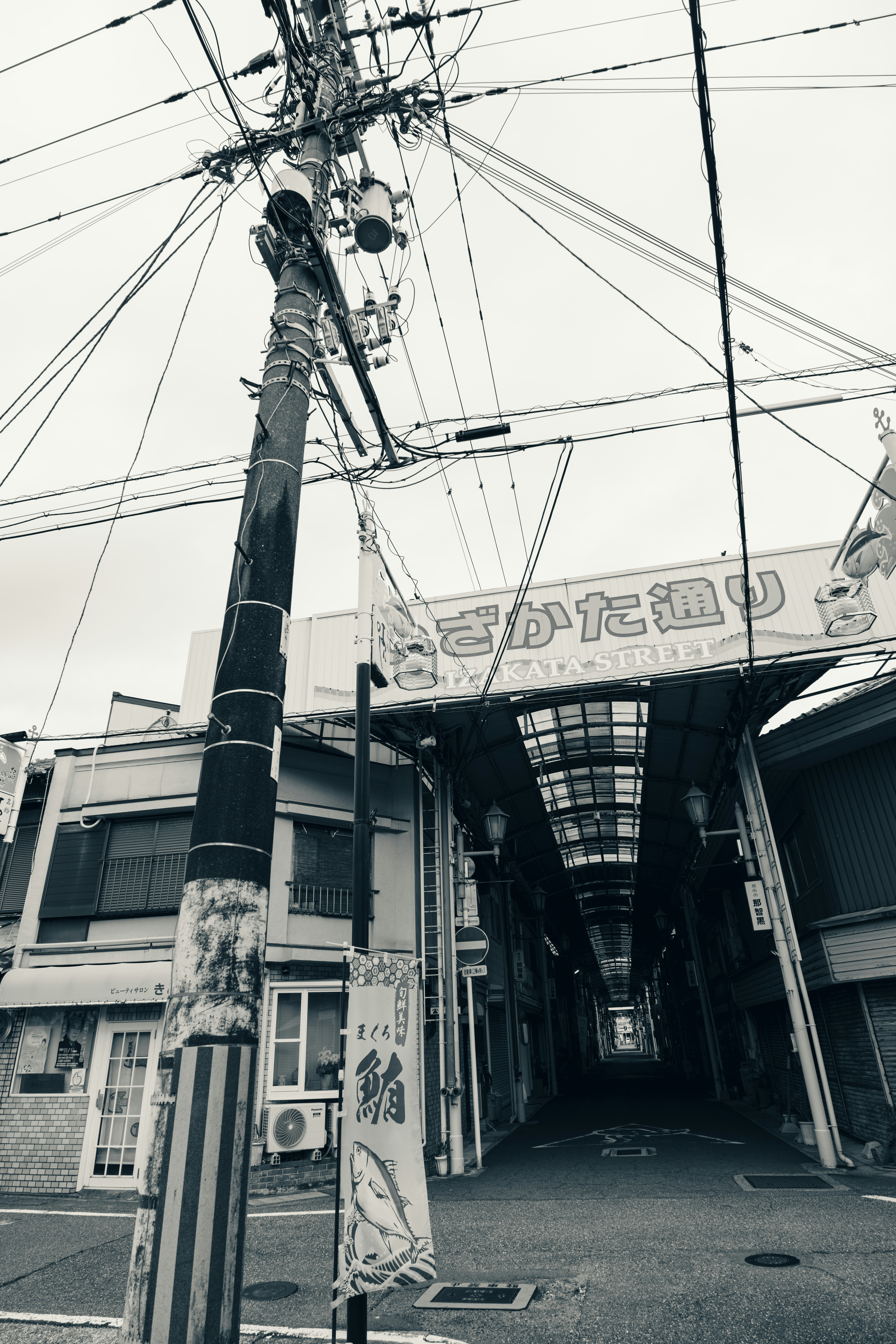 Under the Arc: A Tokyo Alleyway Through the Lantern Gate