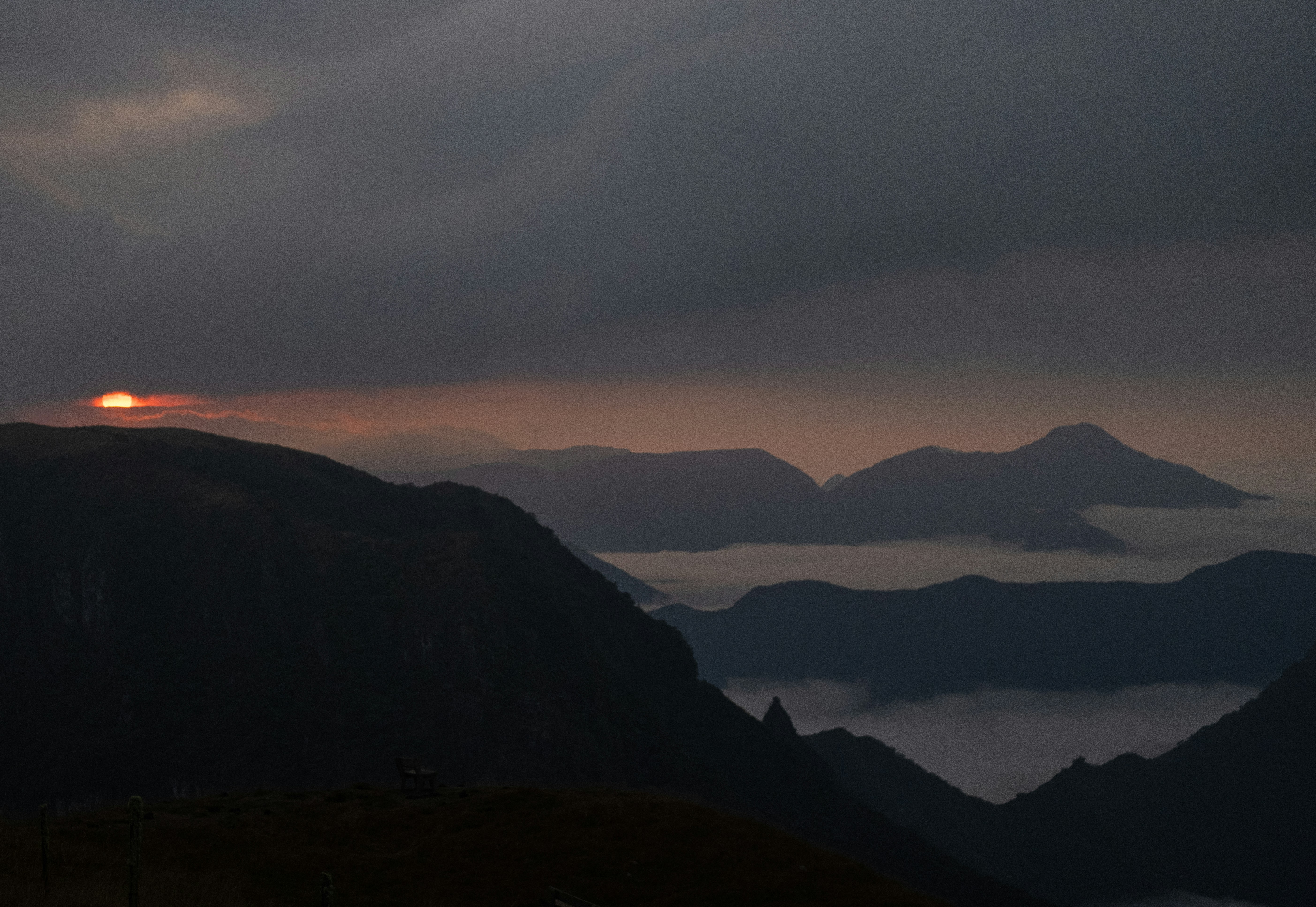 Dawn Over the Valley: A Quiet Ridge Above the Sea of Clouds