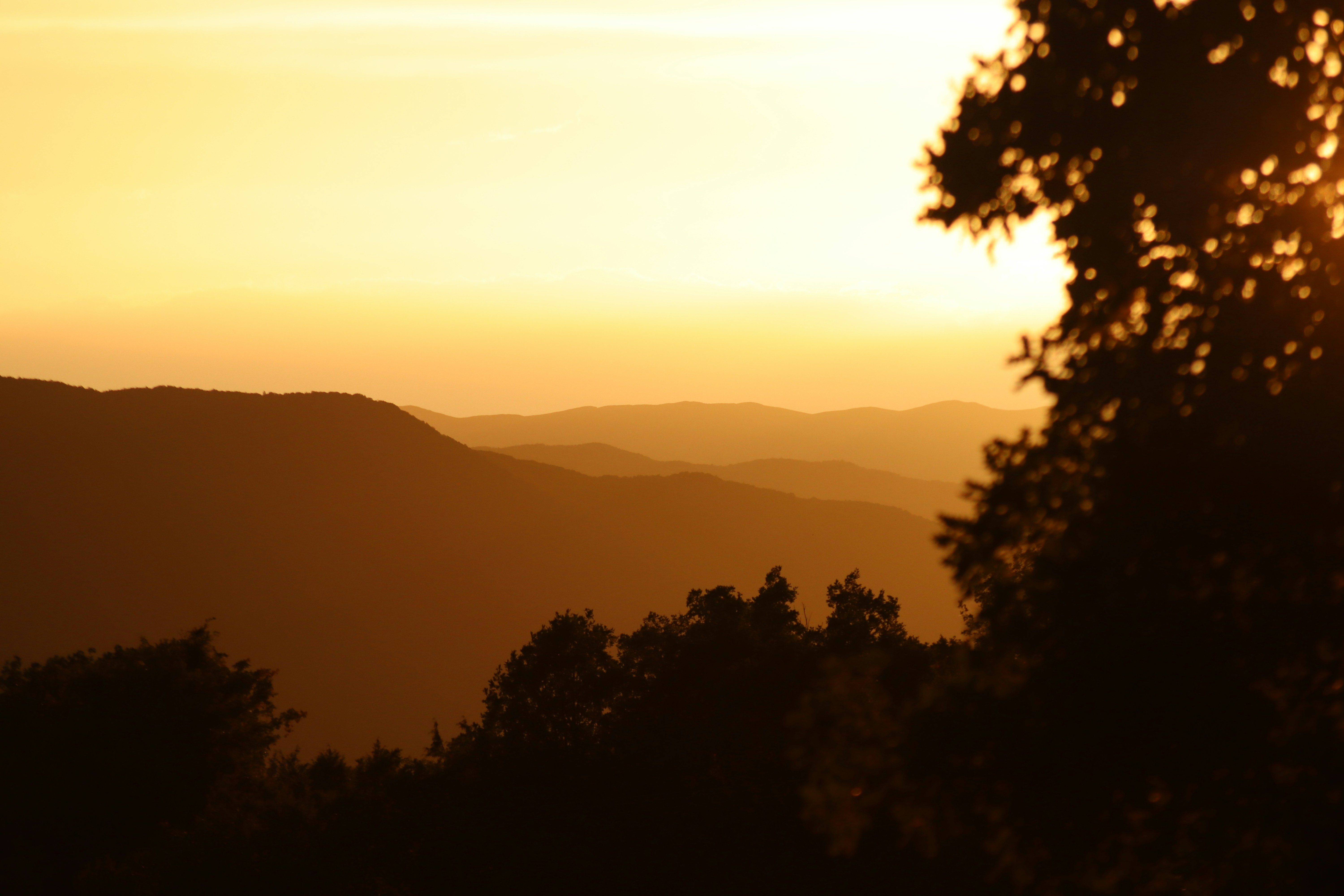 Silhouetted Ridge at Sunset: A Quiet Horizon
