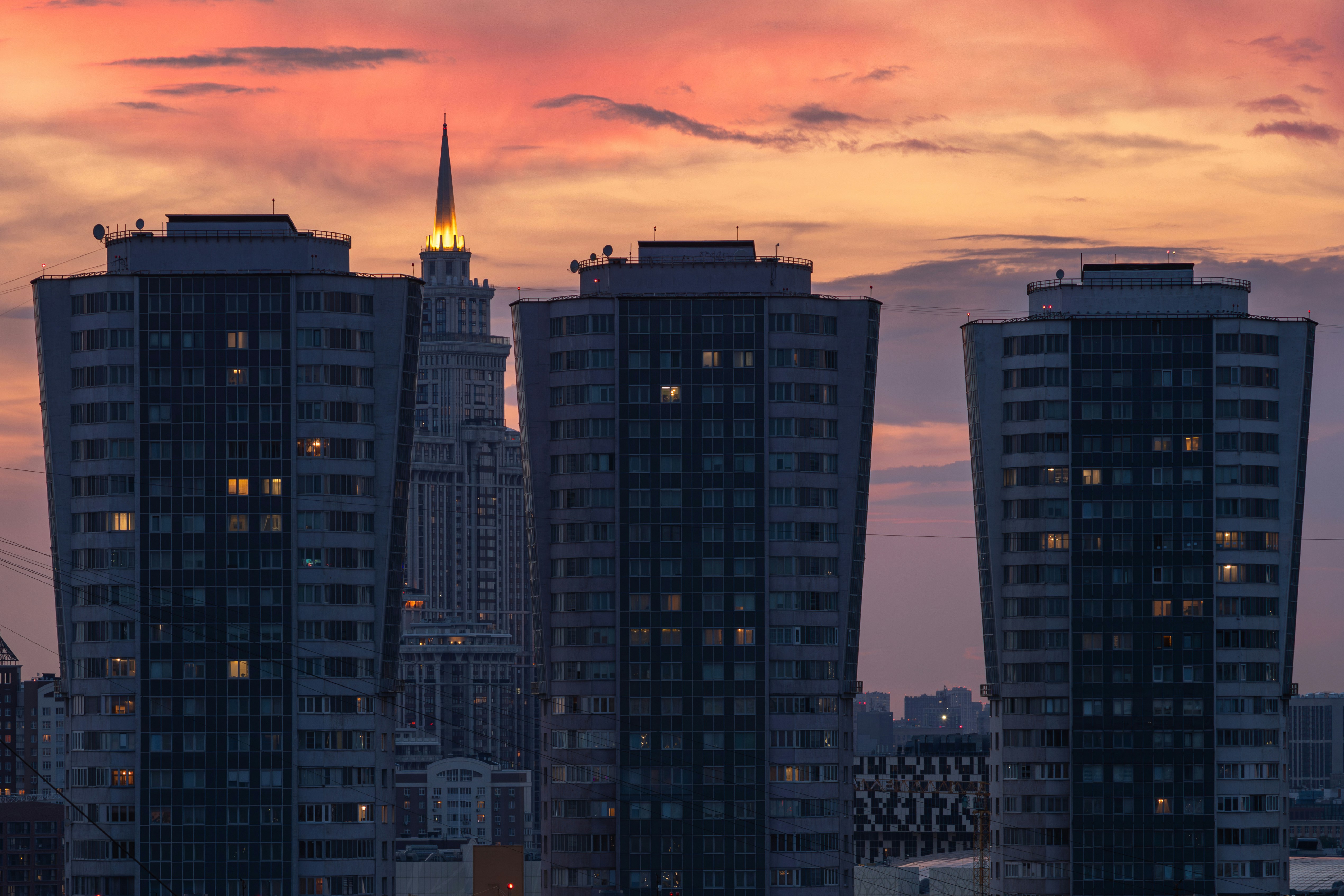 Twin Towers on the Horizon: A City Silhouette at Dusk