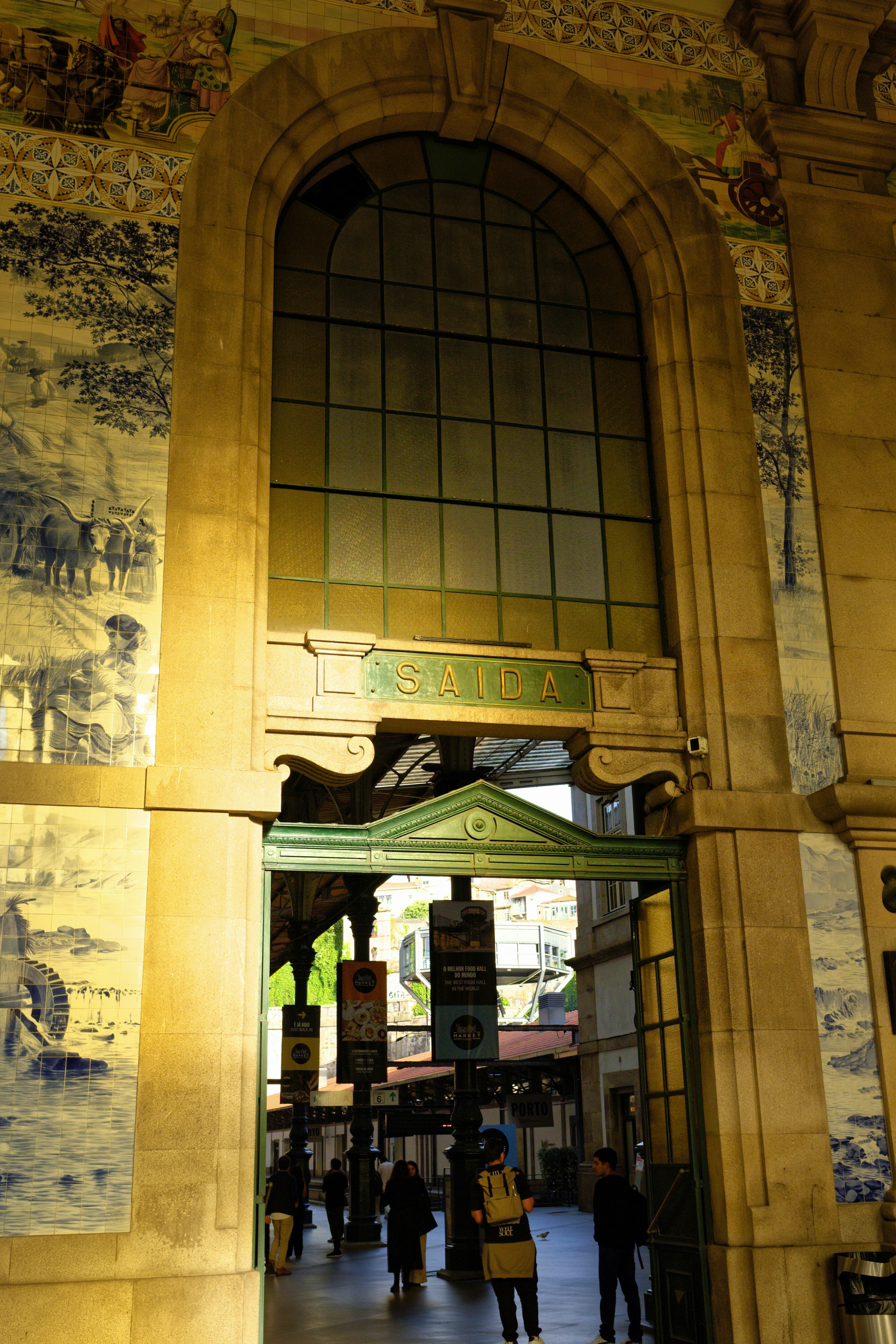 Entrada do Saída: Portal Dourado Guidando Passos ao Centro Histórico