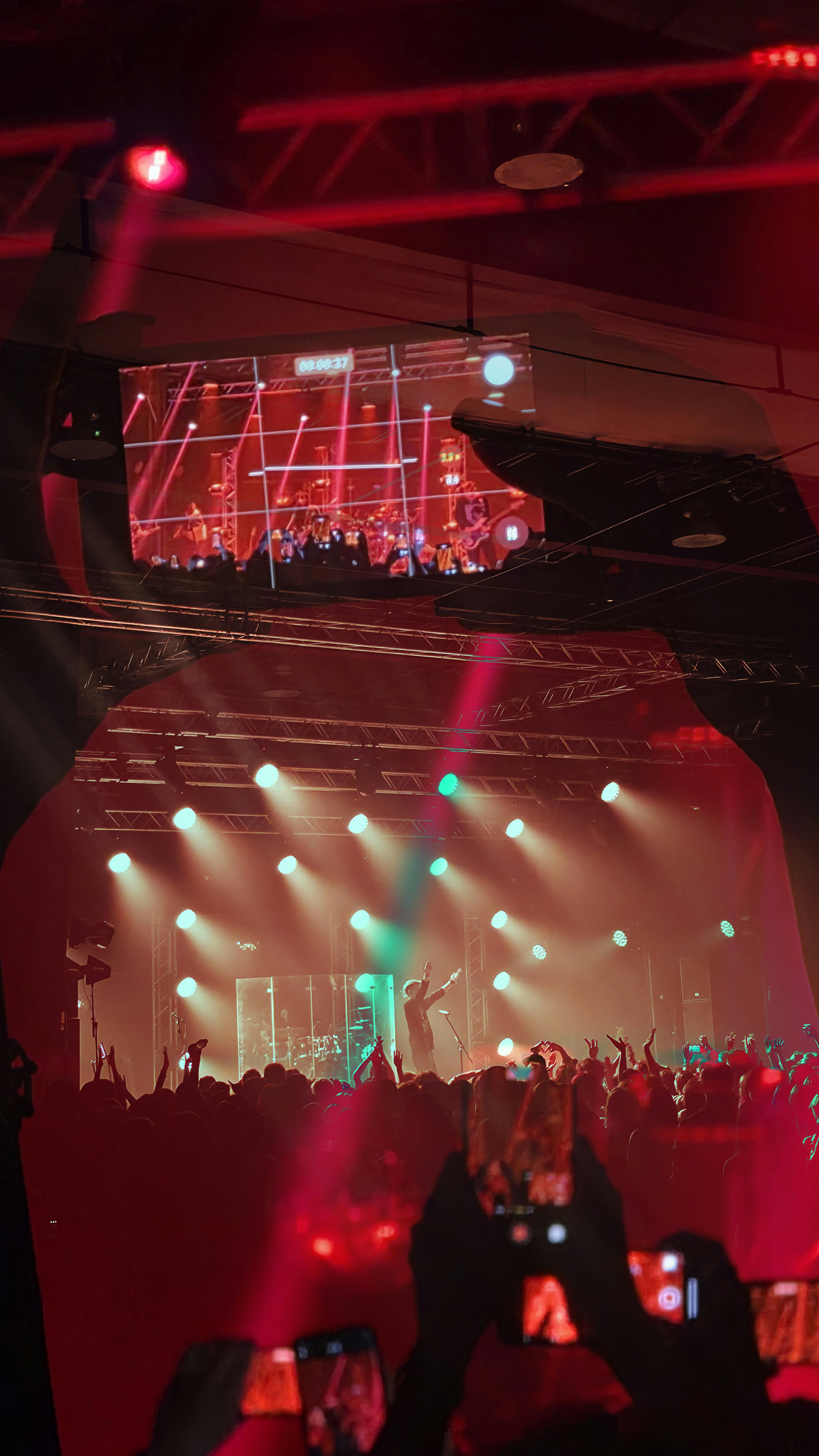 Stage Pulse: A Red-Hued Night at the Live Show