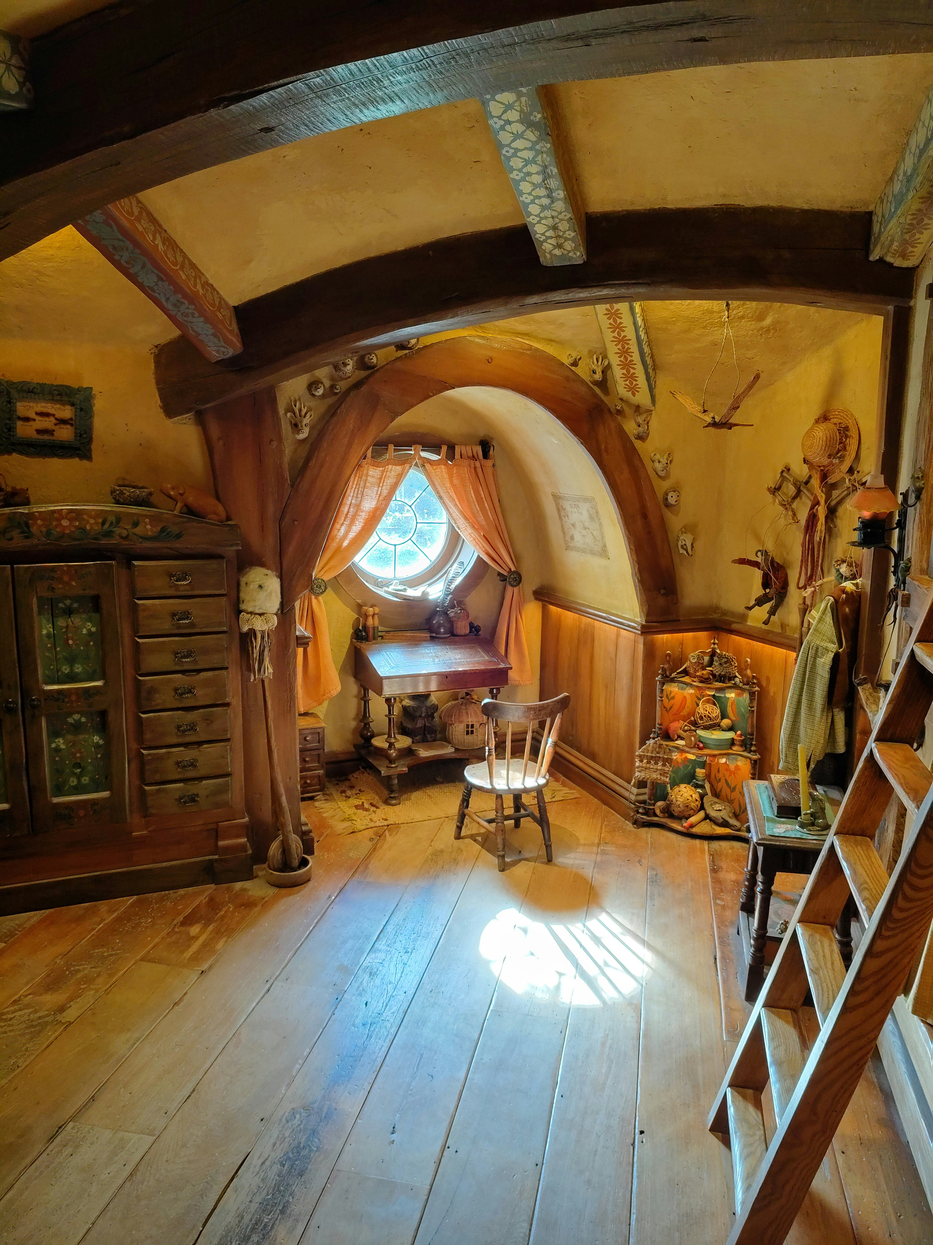 Curved Attic Studio: Sunlight on a Tiny Desk