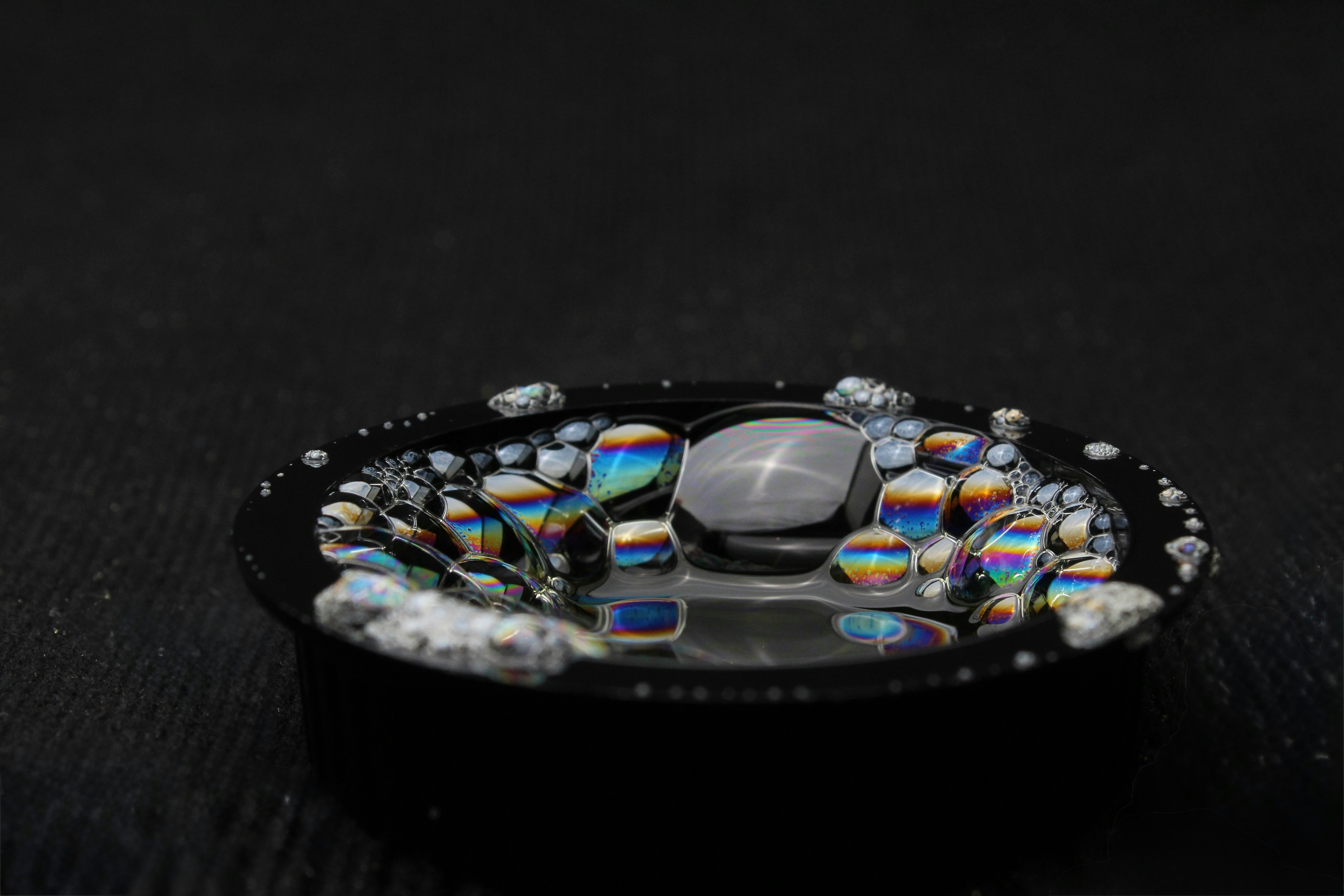 Droplets at the Edge: Prism Glass on a Dark Stage
