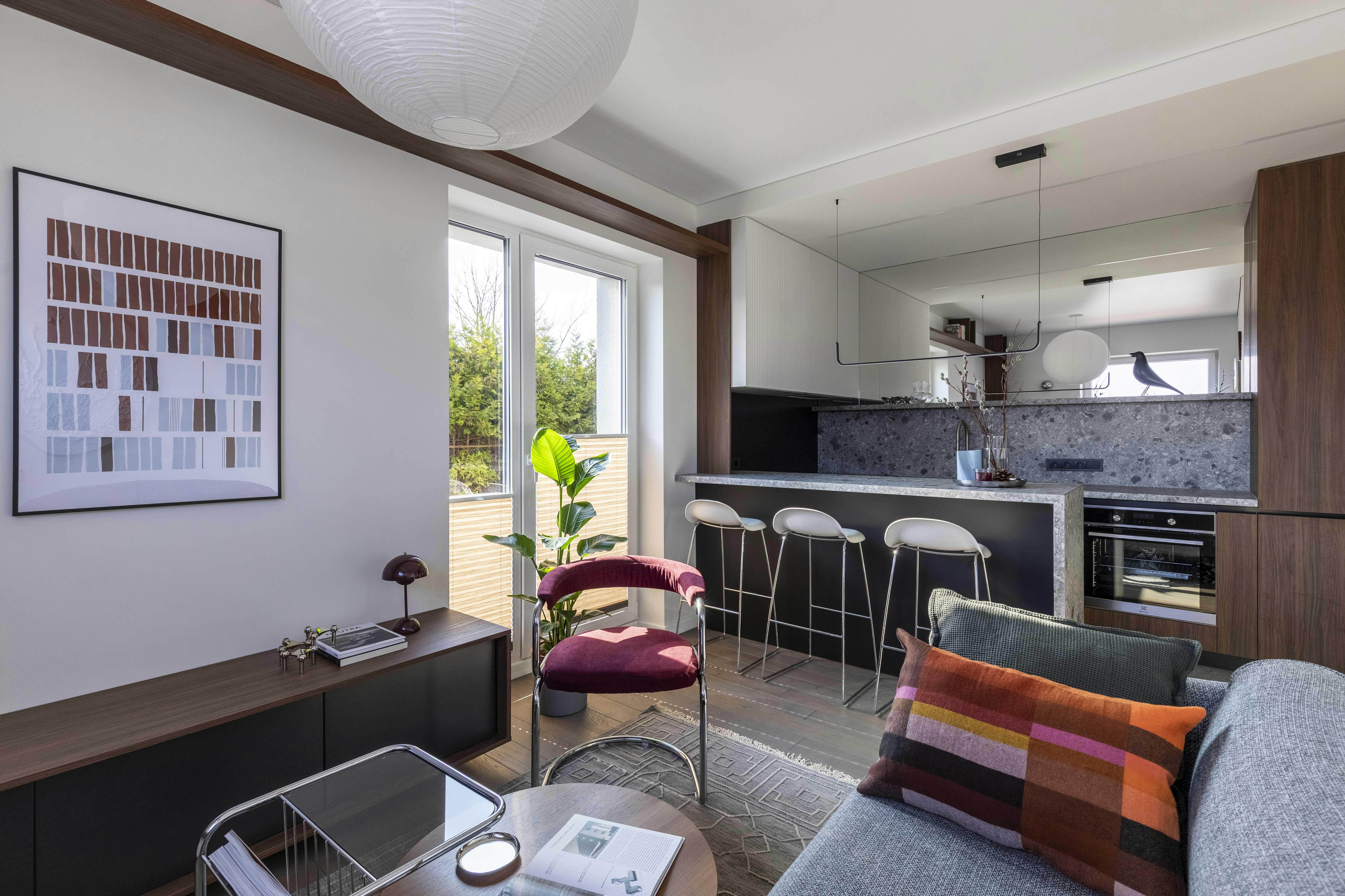 Cozy Open-Plan Living: Breakfast Bar, Lounge, and Studio Light