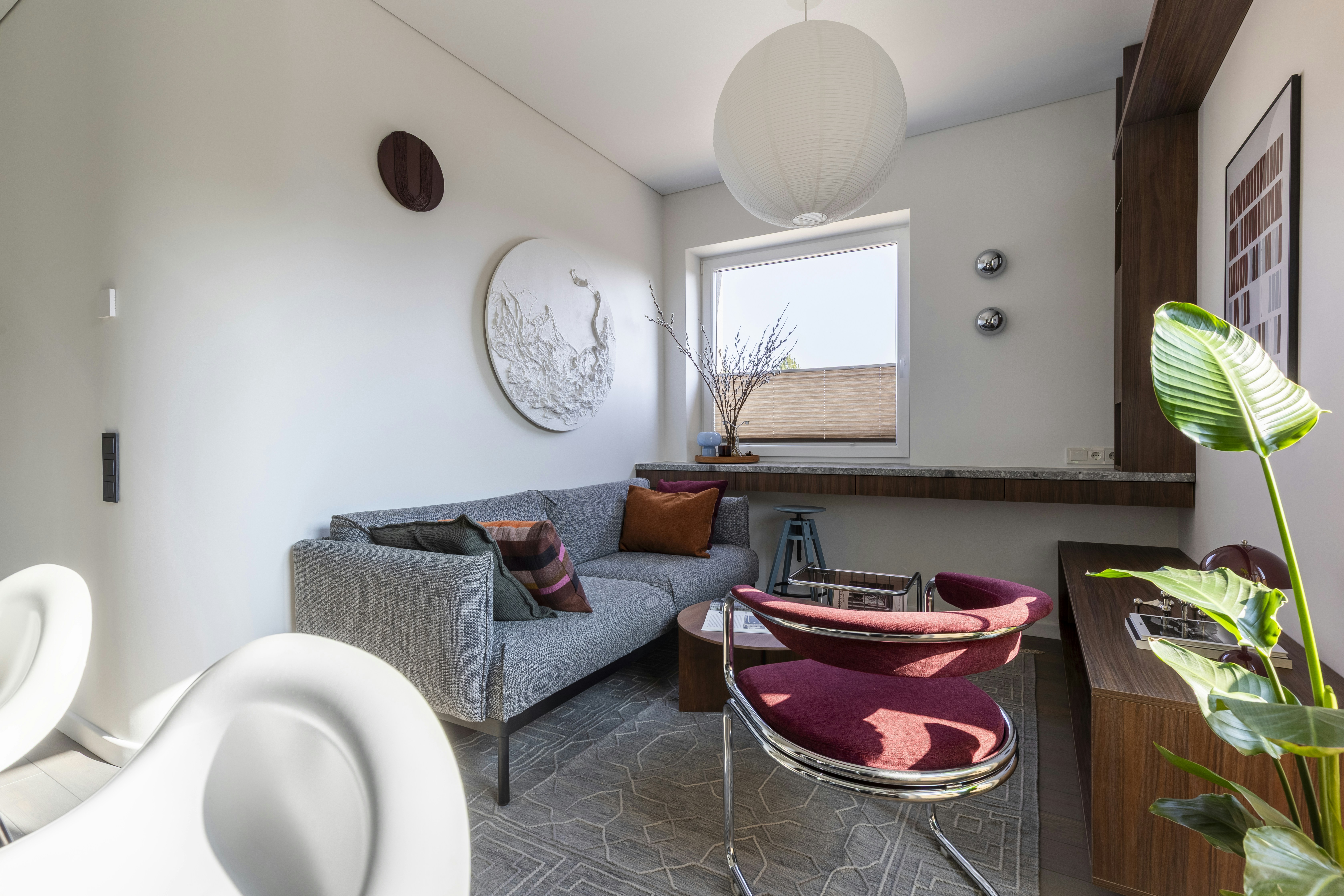 Cozy Modern Nook: Sunlit Lounge with Sculptural Seating