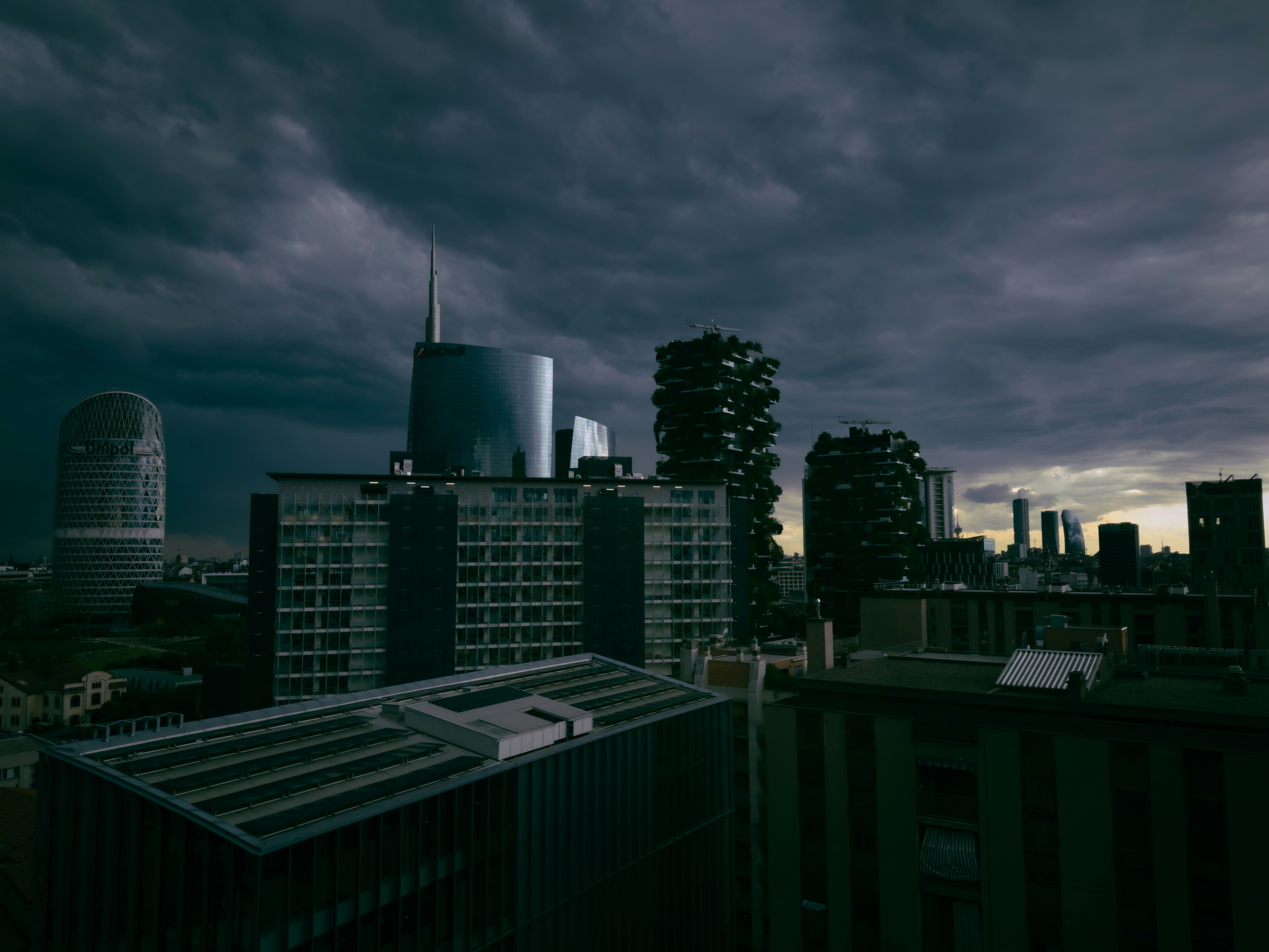 Twilight Skyline: Quiet Rooftops Beneath a Stormy Canopy