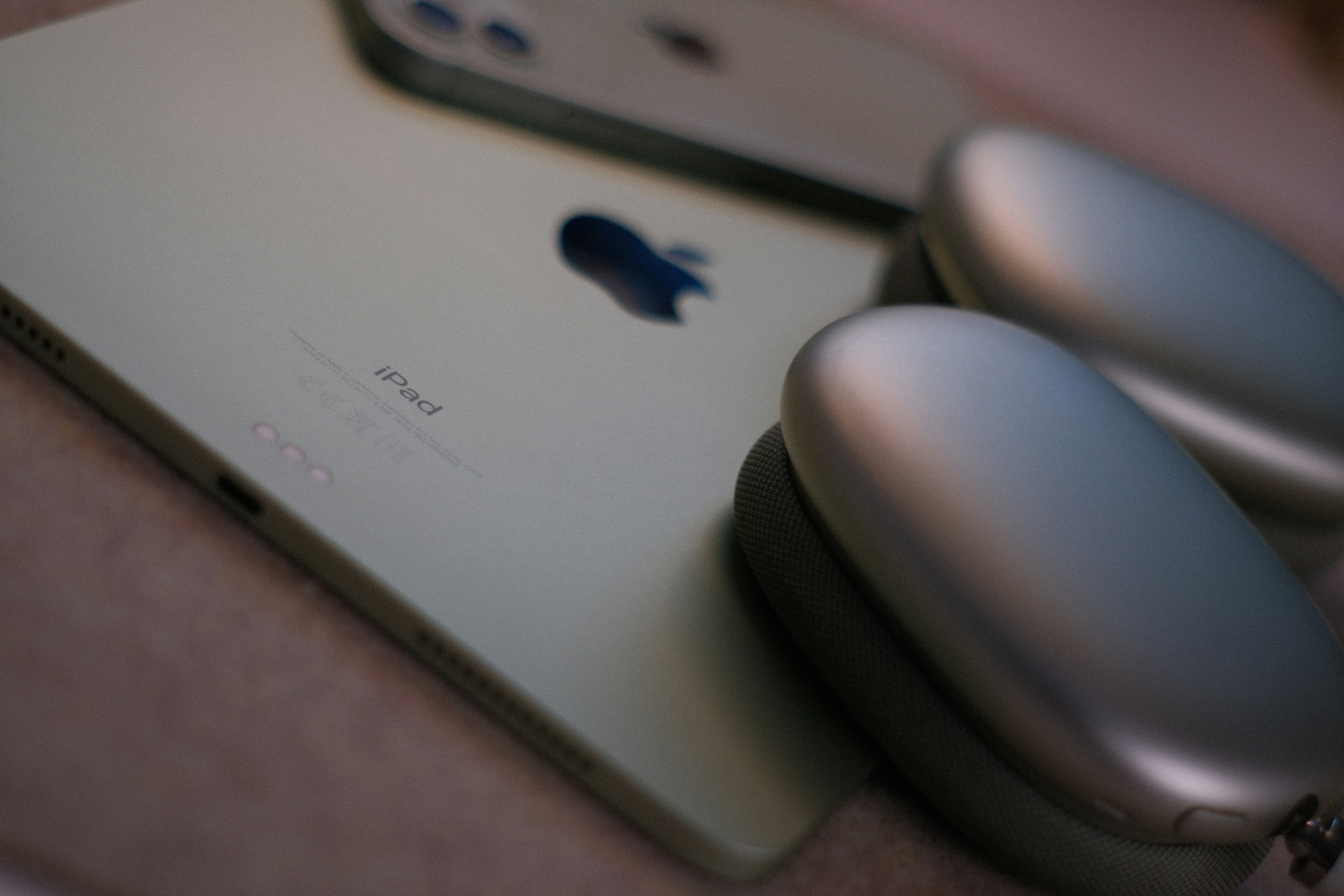 Apple Aesthetic: Close to the Core on a Silver iPhone