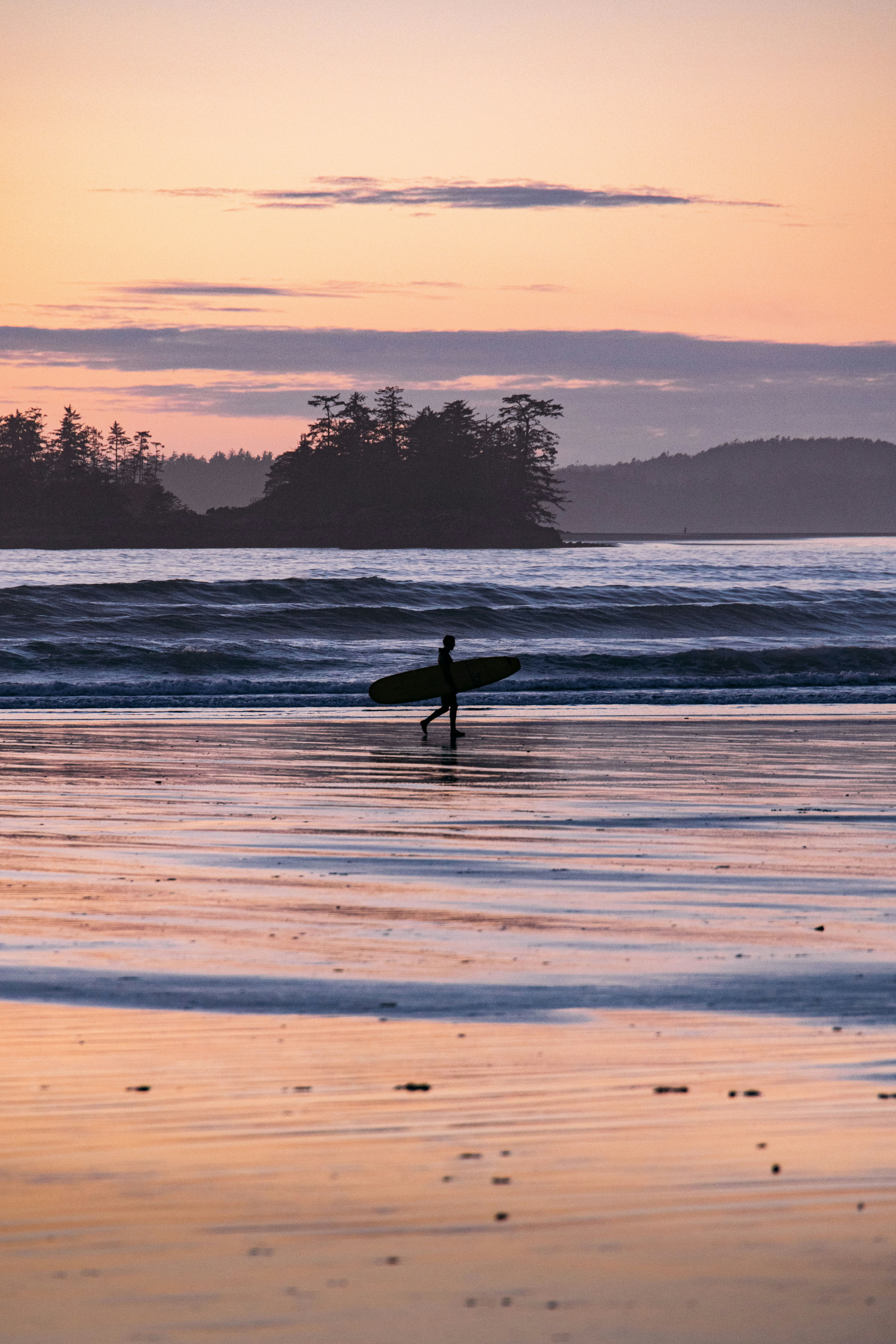 Silhouette Surfer at Dusk: A Quiet Long-Ashore Moment
