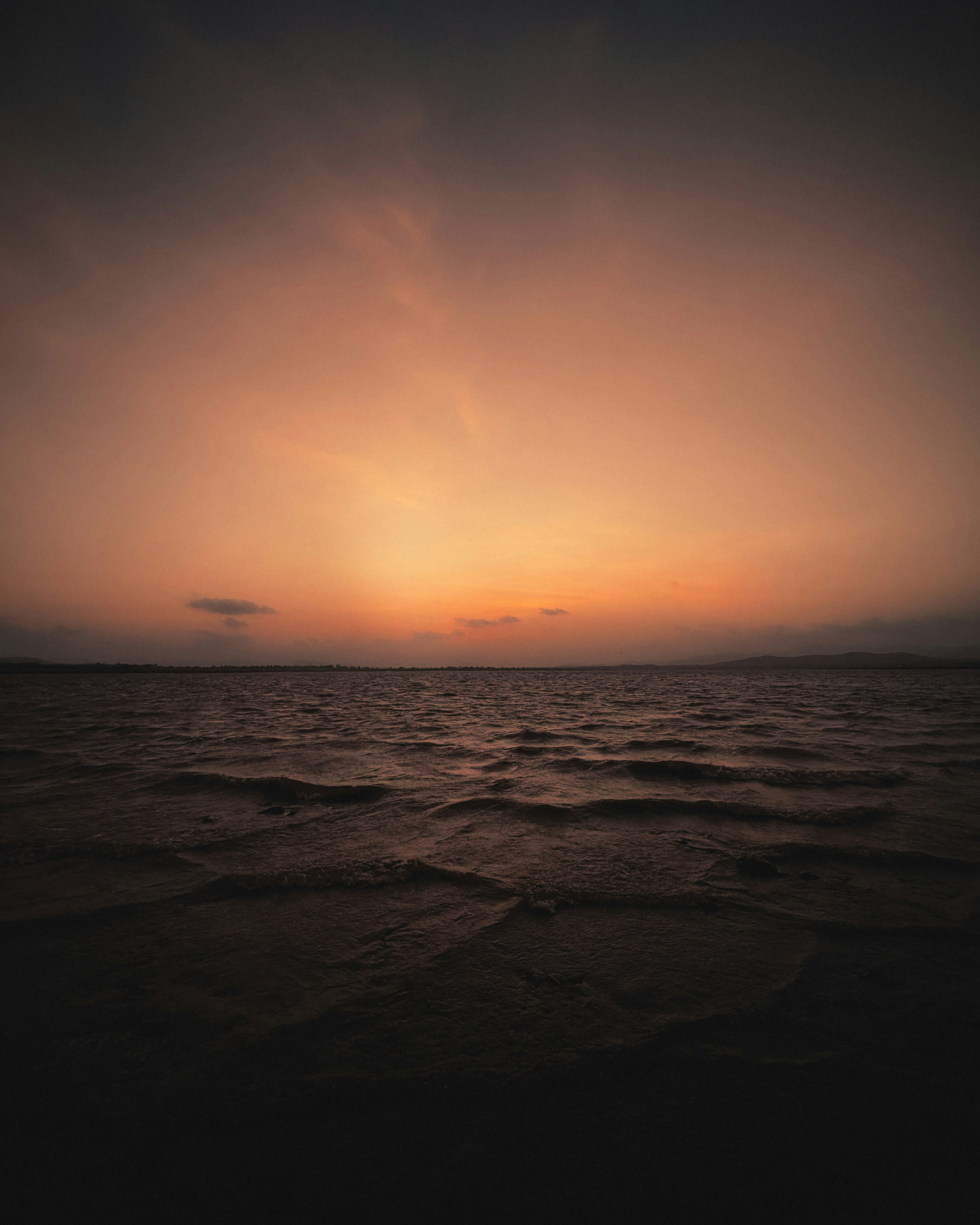 Dusk Over Calm Waves: A Quiet Horizon