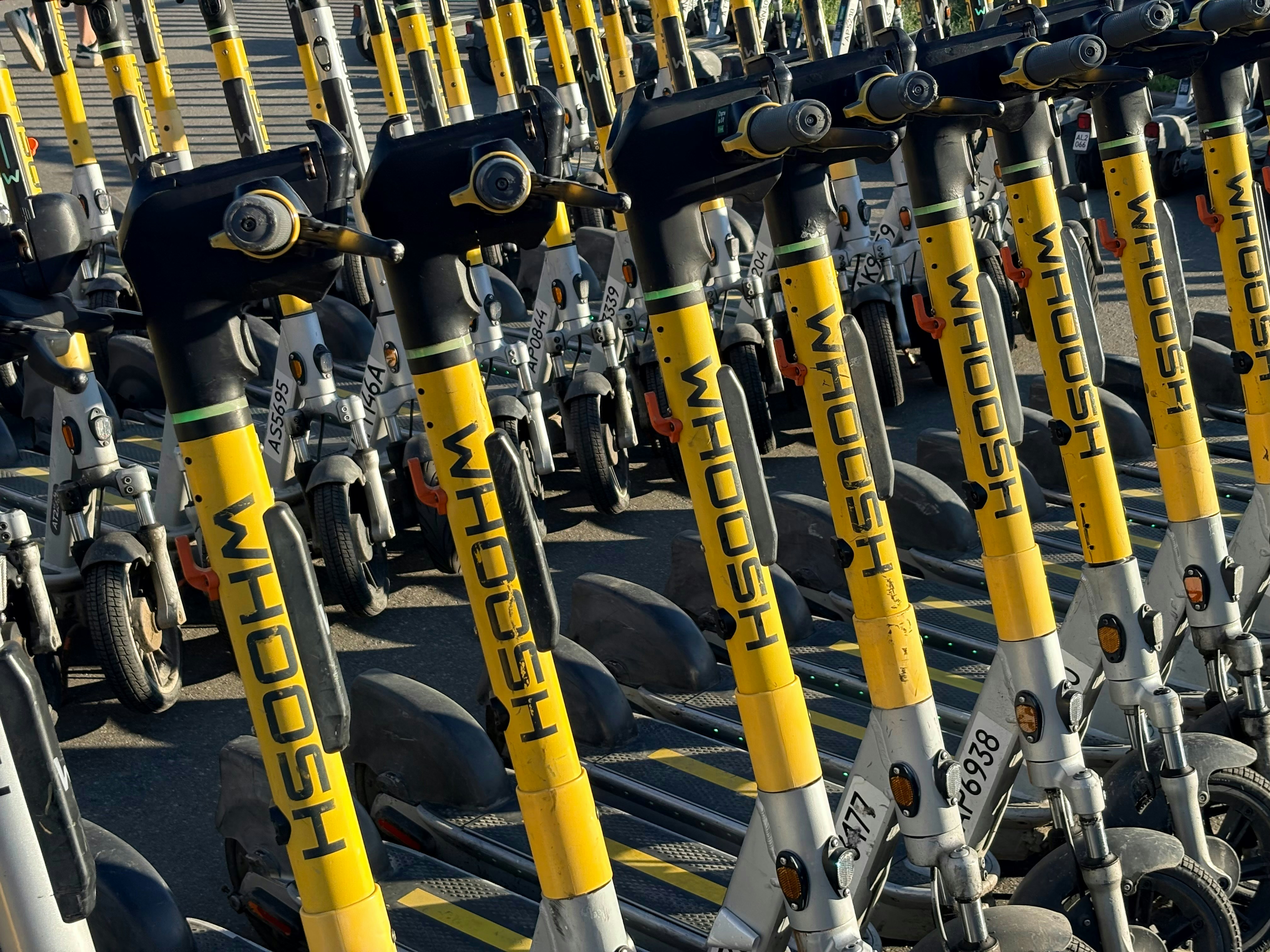 Ordered Wave of Urban E-Scooters