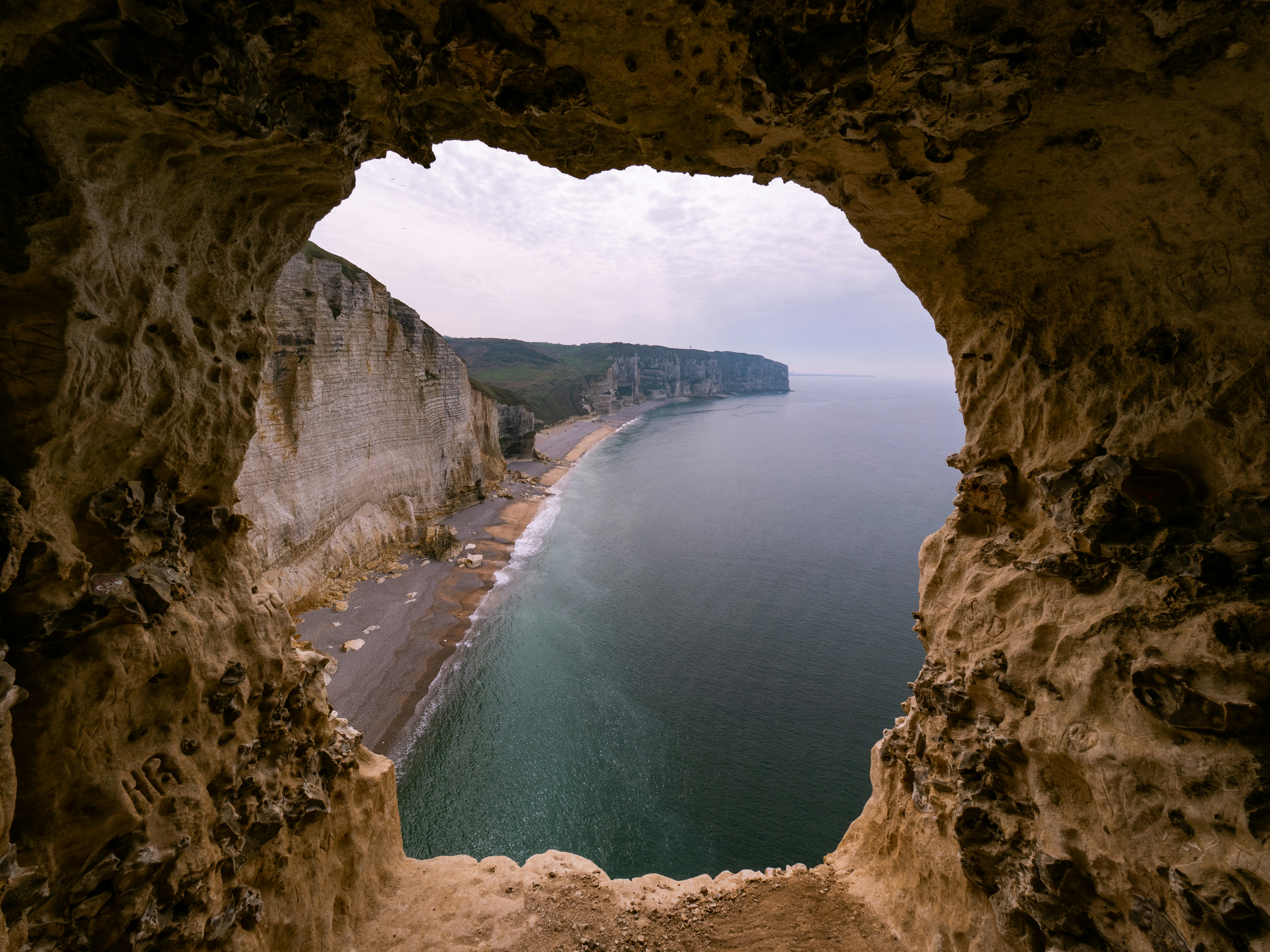 Cliff-side Vista: A natural window to the sea