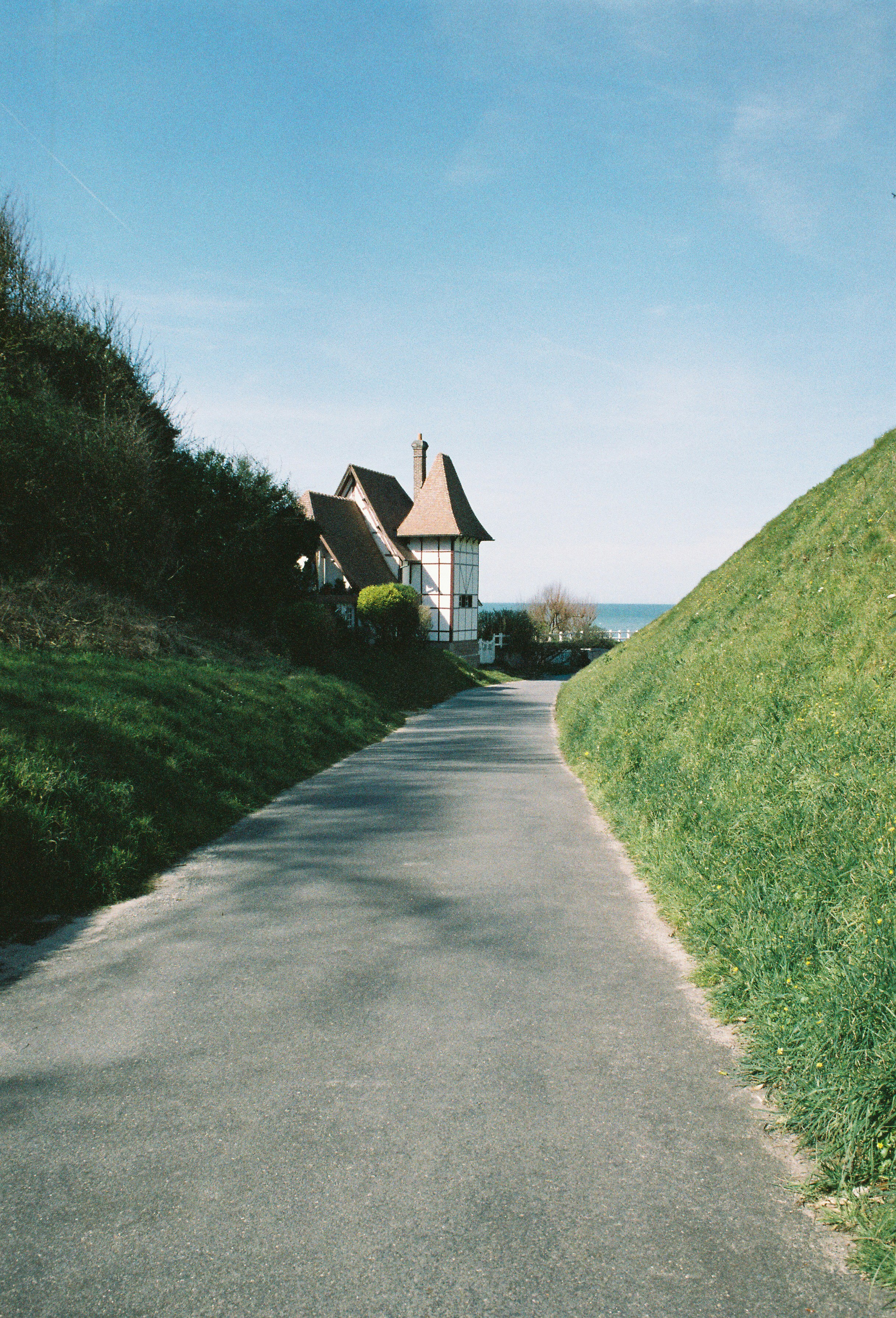Path to a house between green hills and distant sea. photo – Free ...