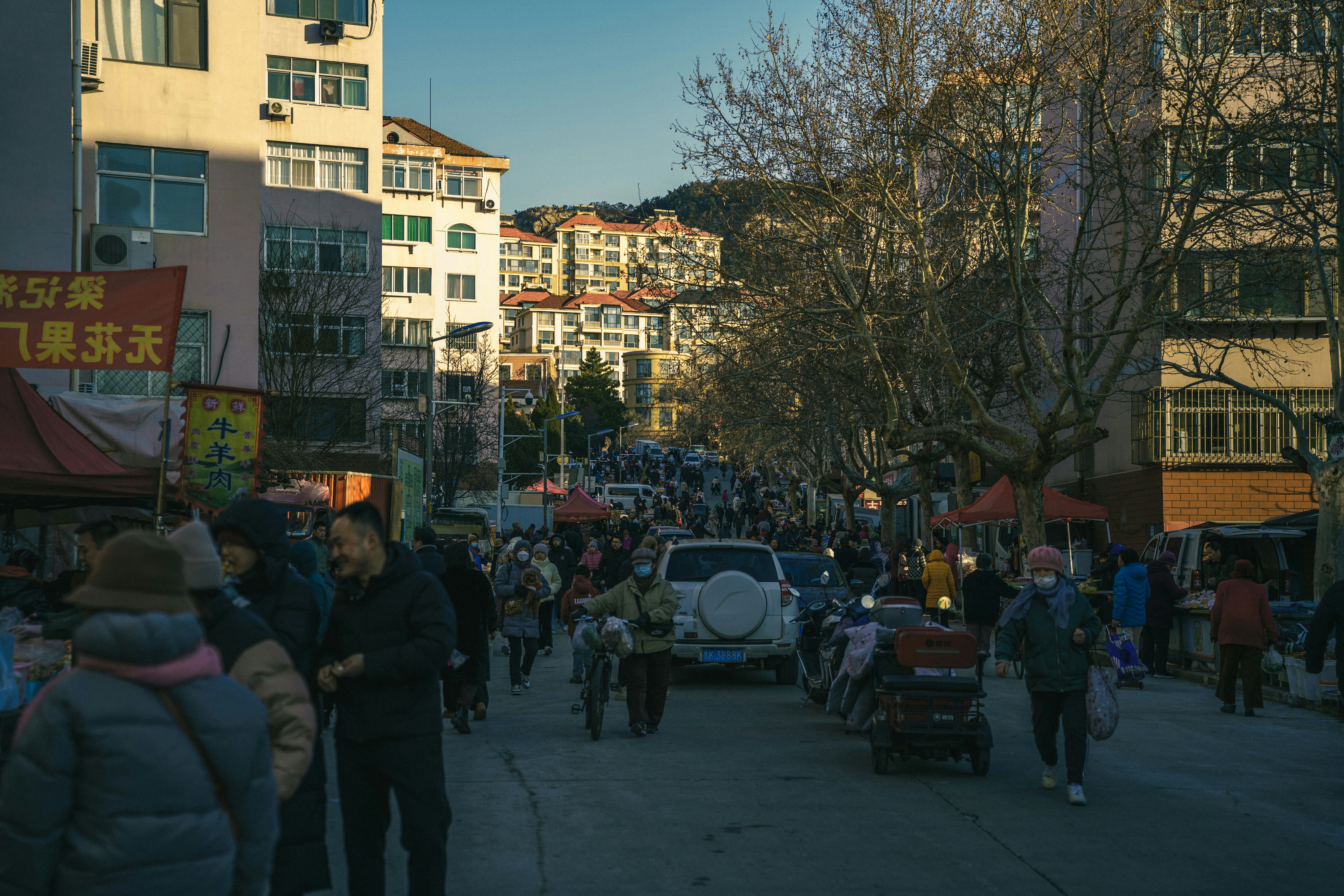 Crowded Market Street: Daily Pulse in a Sunlit City