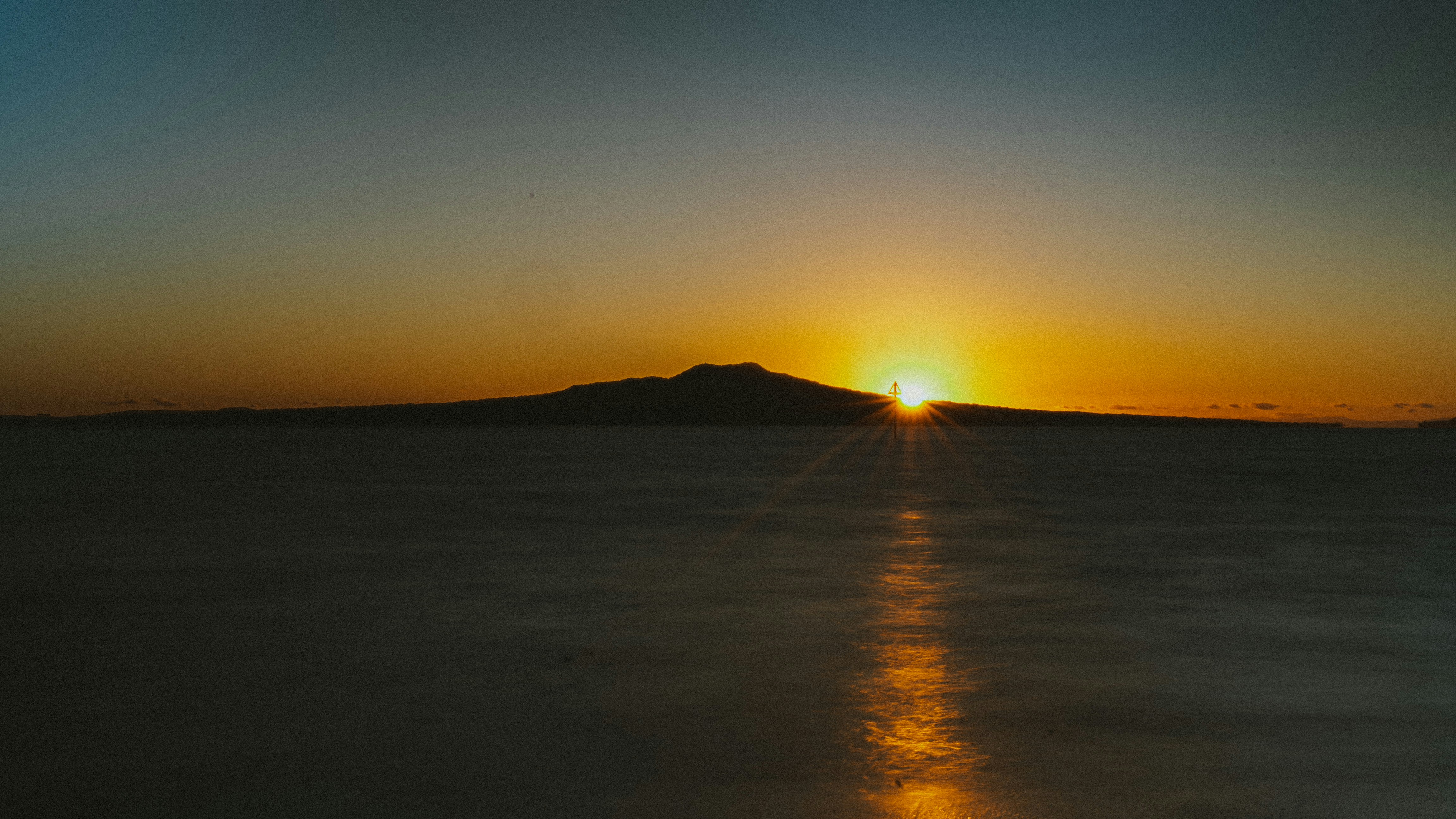Sunrise Summit: The Quiet Horizon Over a Sea of Mist