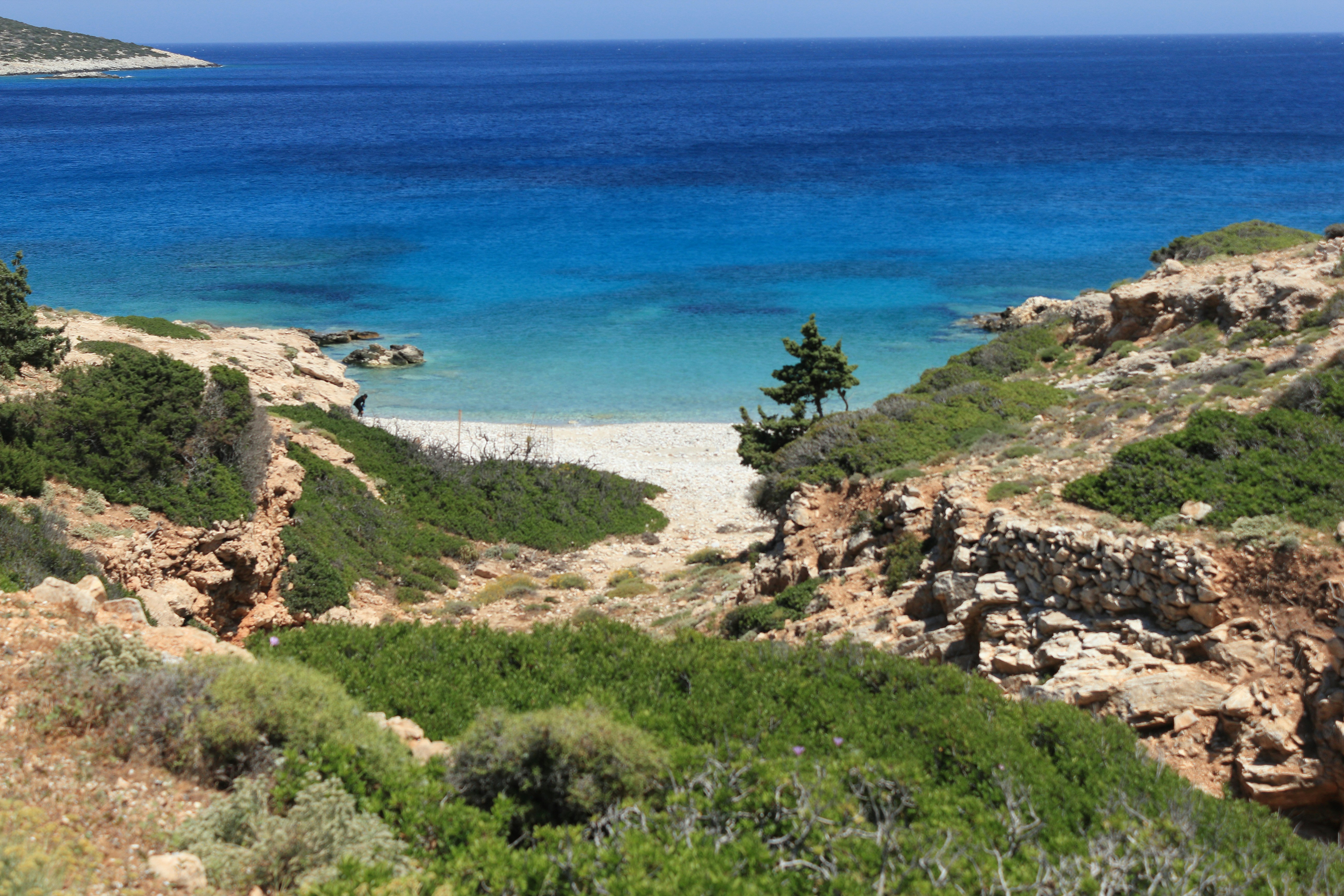 Azure Cove Beneath a Clear Horizon