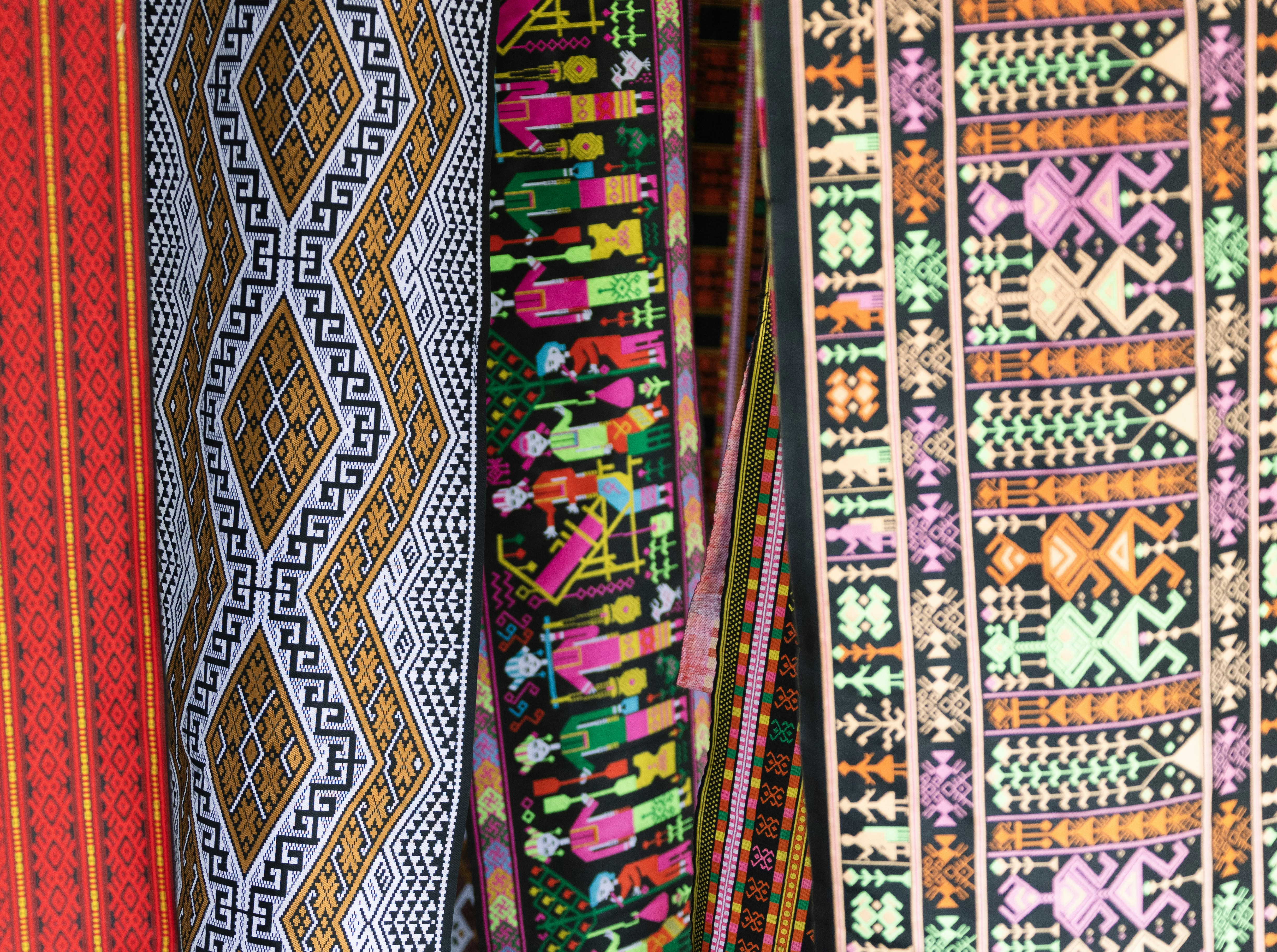 Ribboned Carpets: A Gallery of Geometric Weaves
