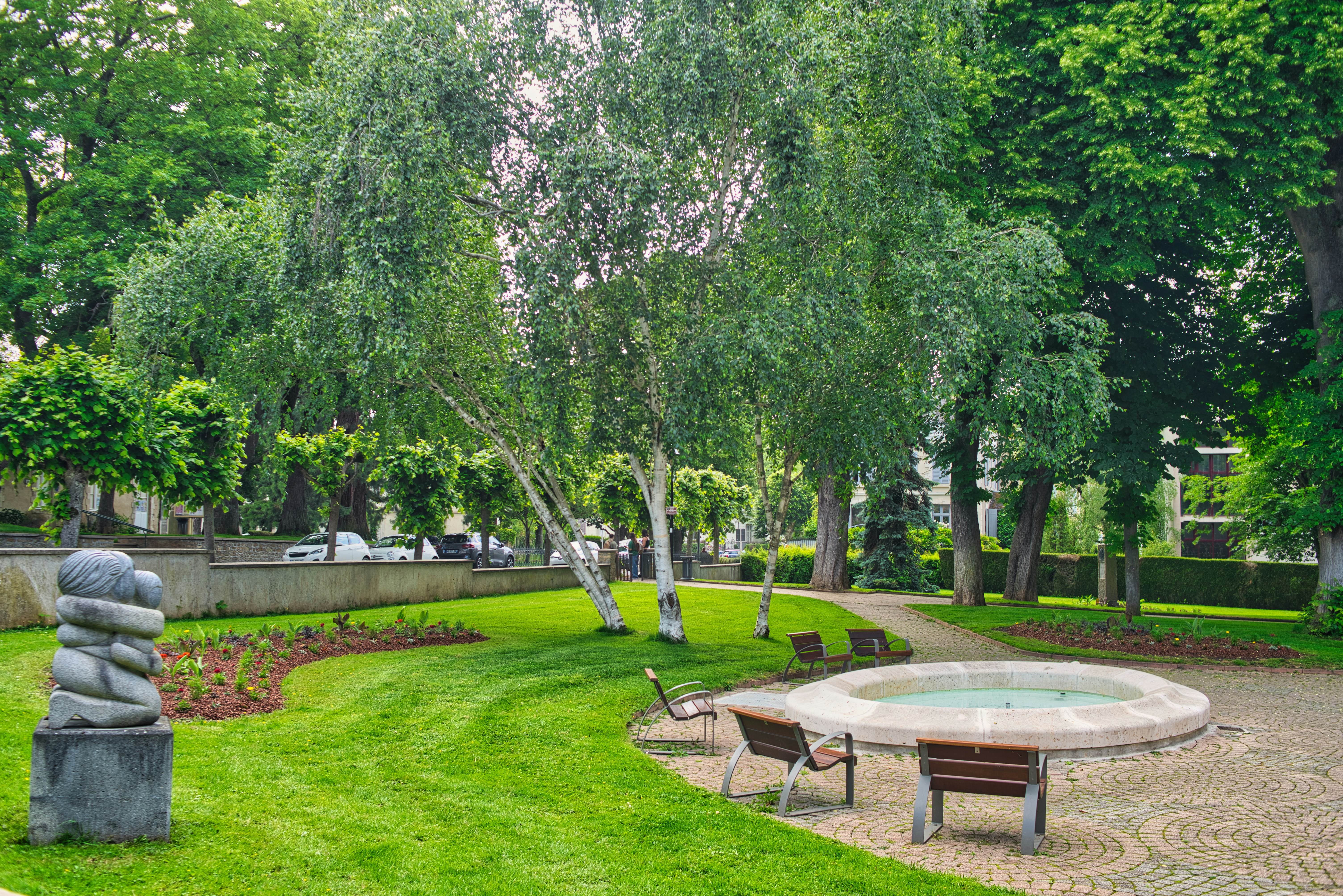 Verdant Park Corner: Circular Fountain, Sculpted Lawn, and Willow Shade