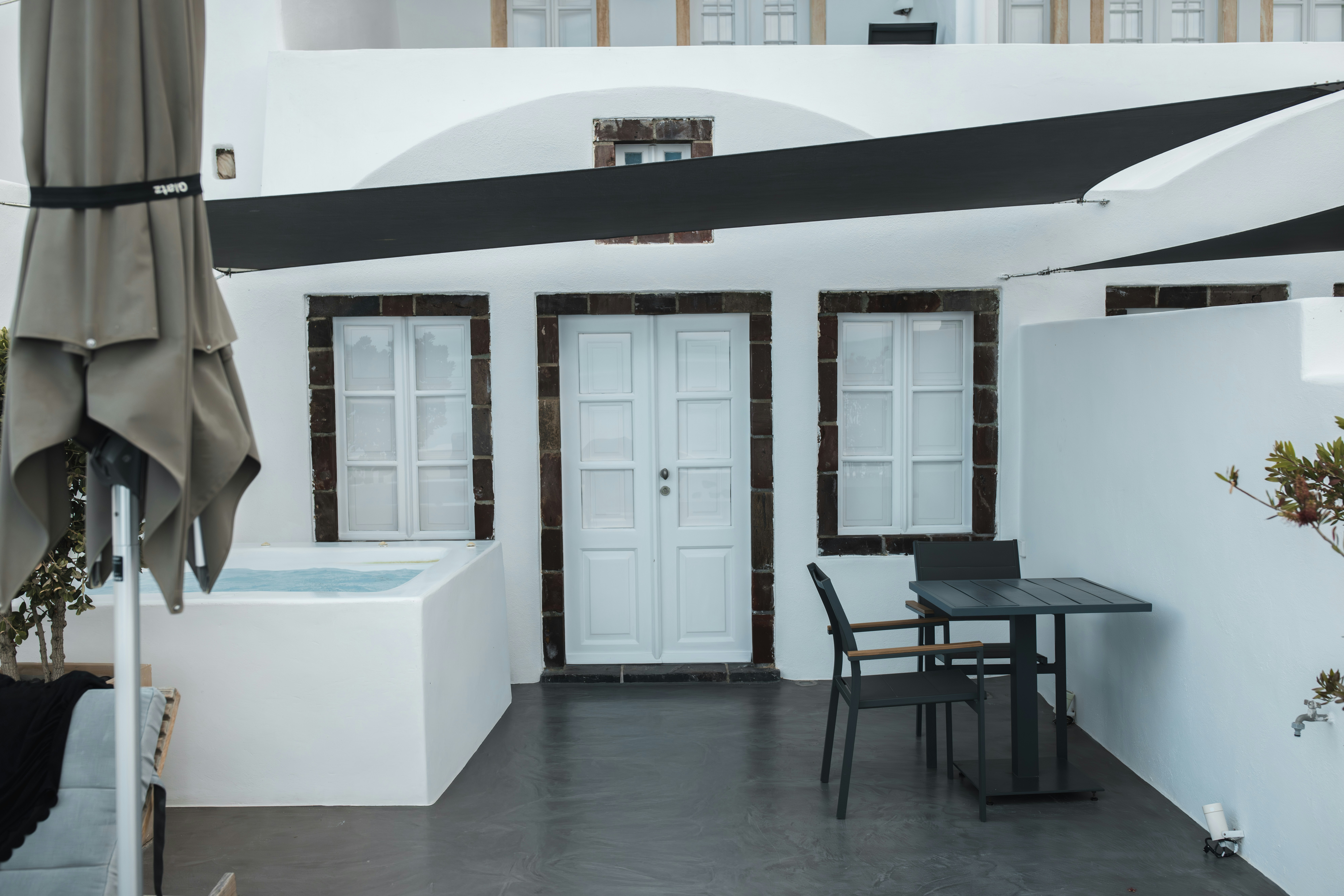 Cerulean-Cotted Terrace: A Minimalist White Courtyard