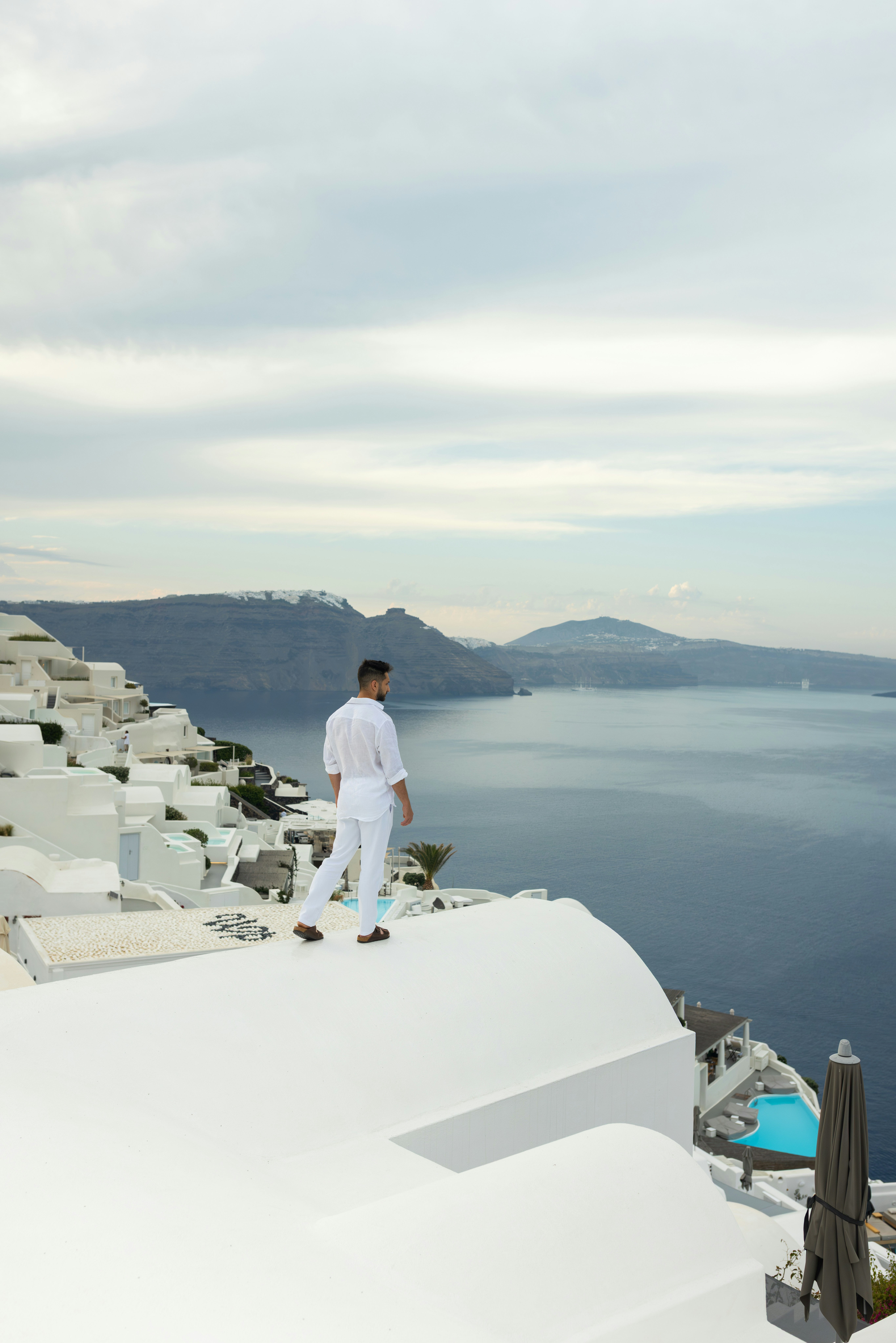 White Linen on a Santorini Terrace: A Quiet Walk Along the Aegean Edge