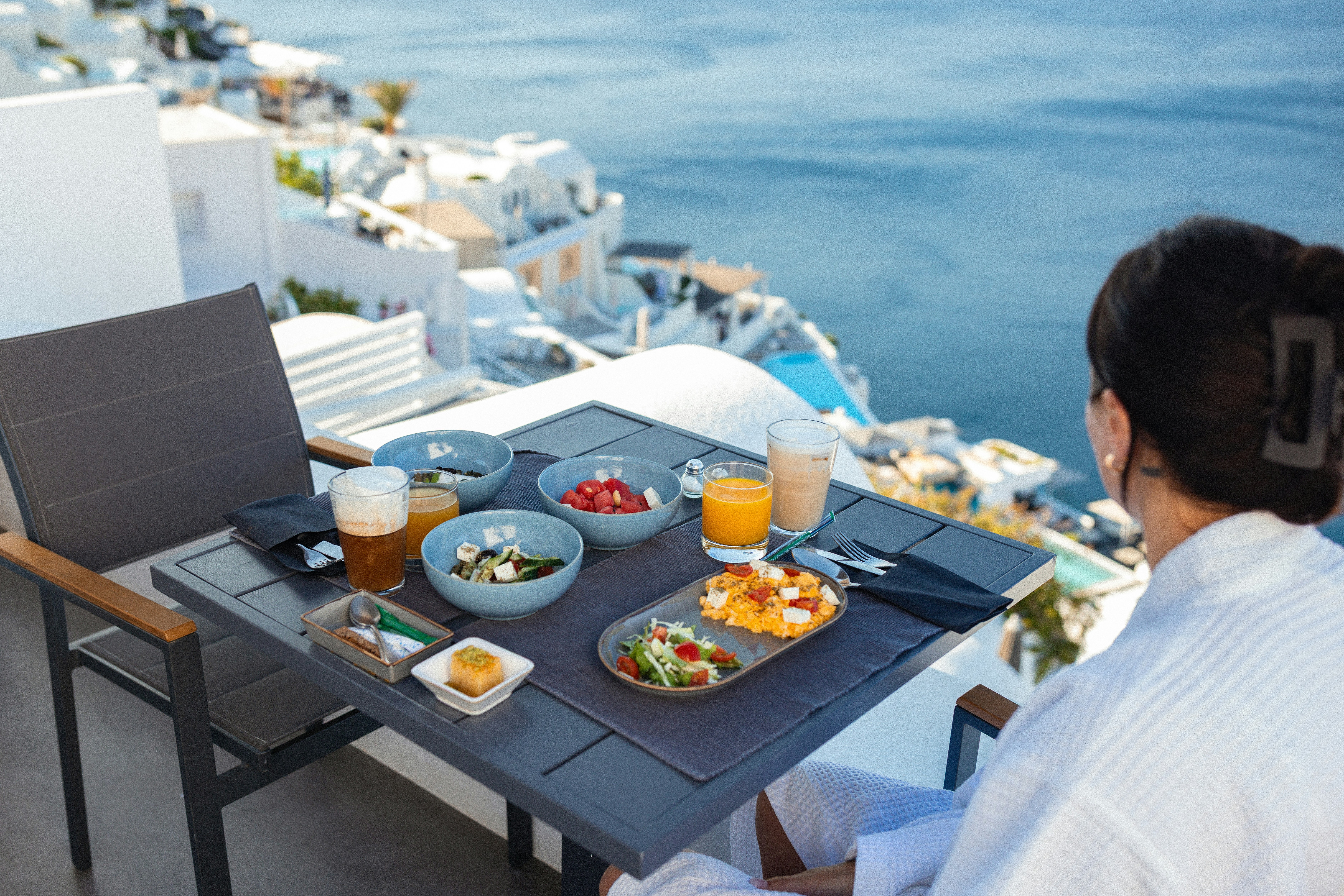 Cafe Over the Cliff: A Sea-View Breakfast Moment