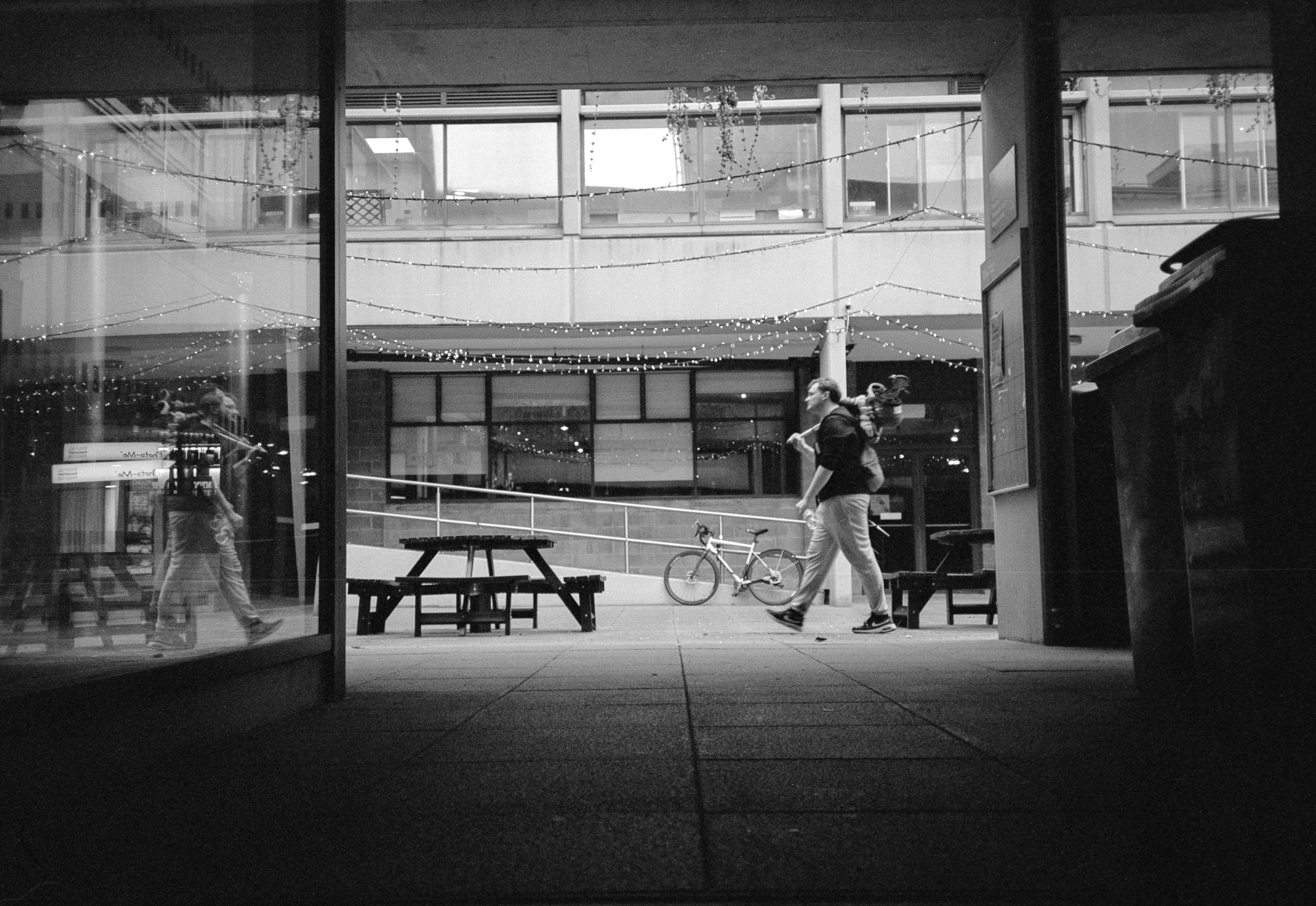 Passing Moment in the Courtyard: A Quiet Pause at the Edge of Pedestrian Flow