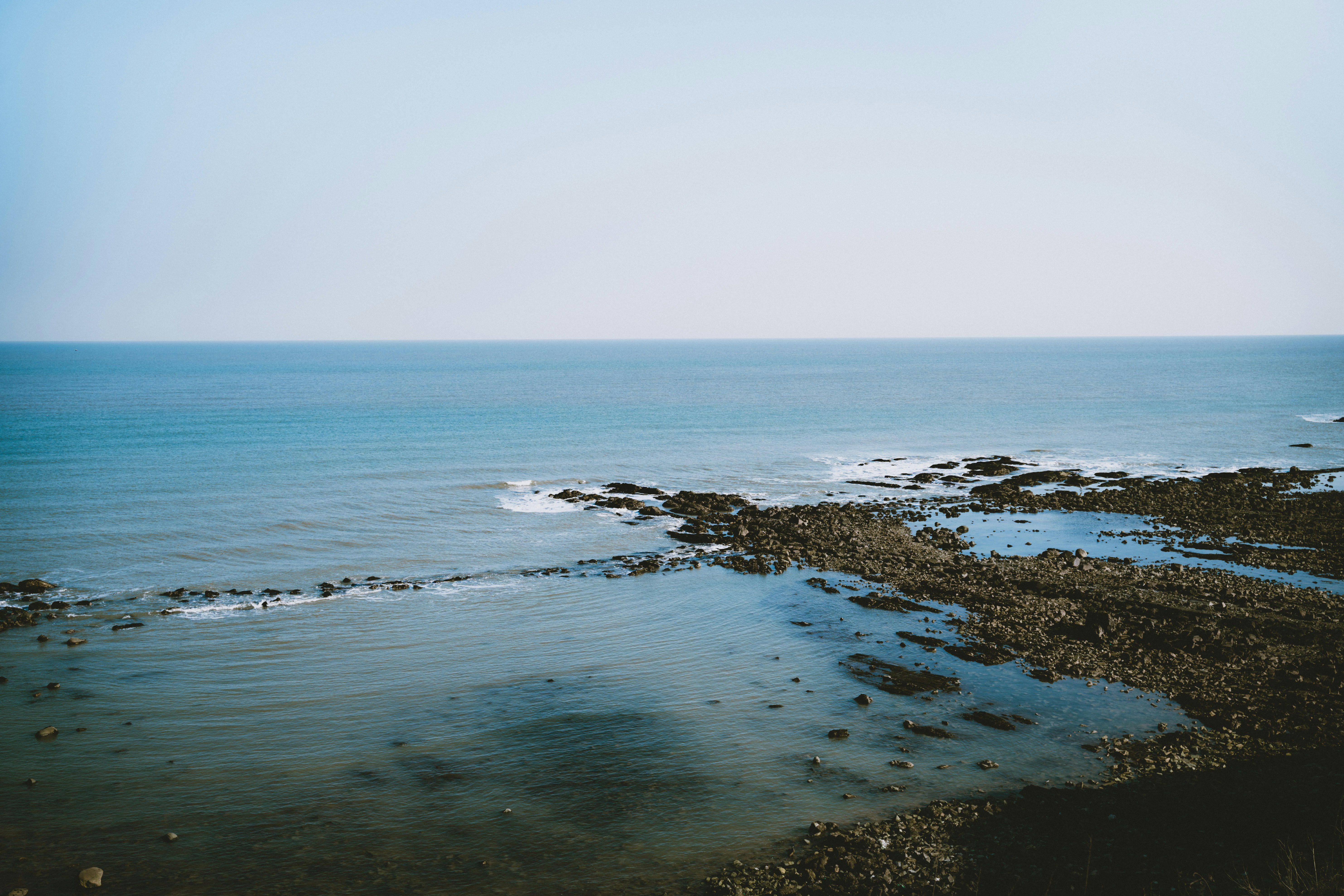 Coastal Horizon: Quiet Tide and Tidal Rocks