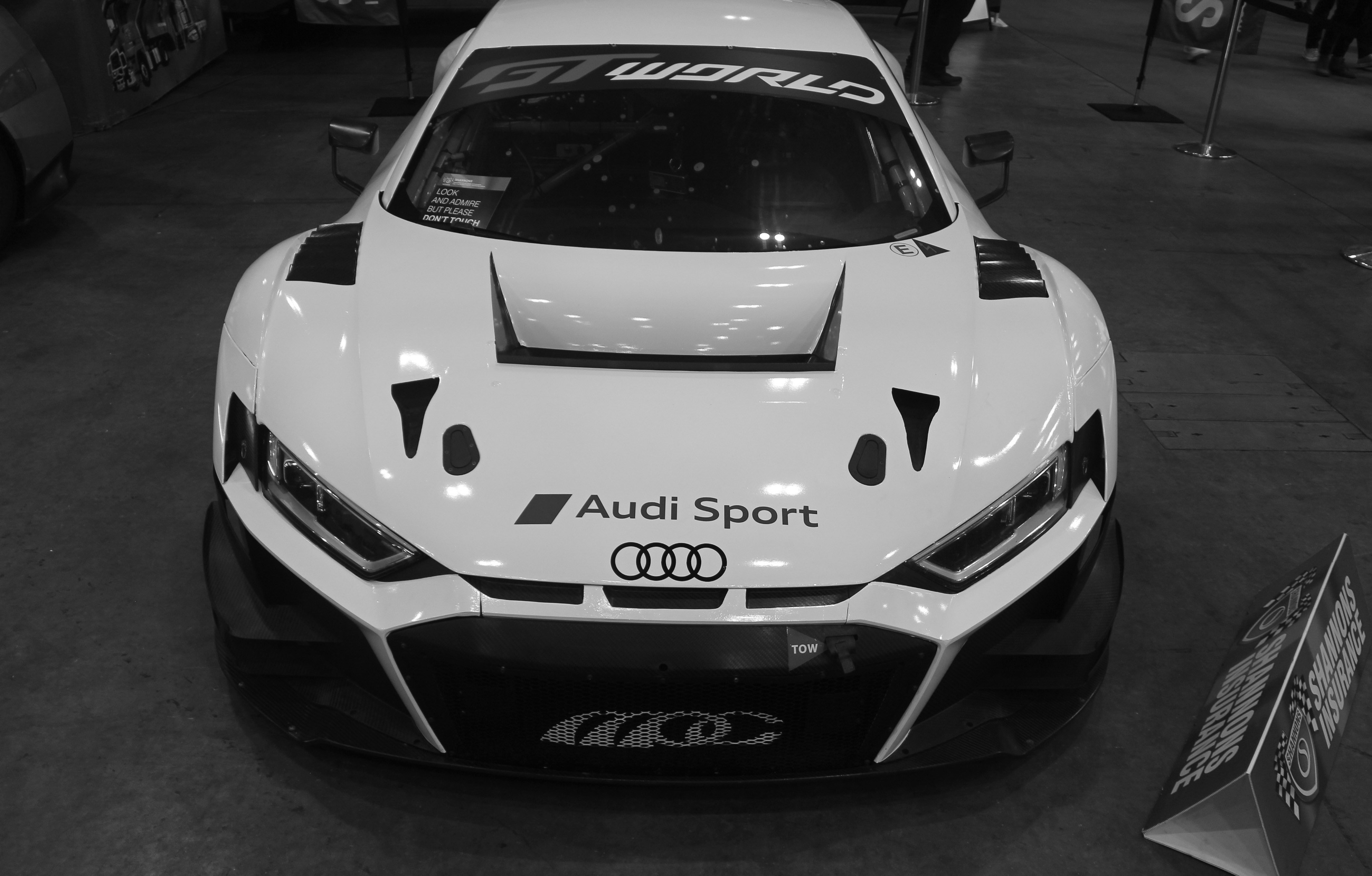 Audi R8 LMS: Centerstage in a Showroom Halo
