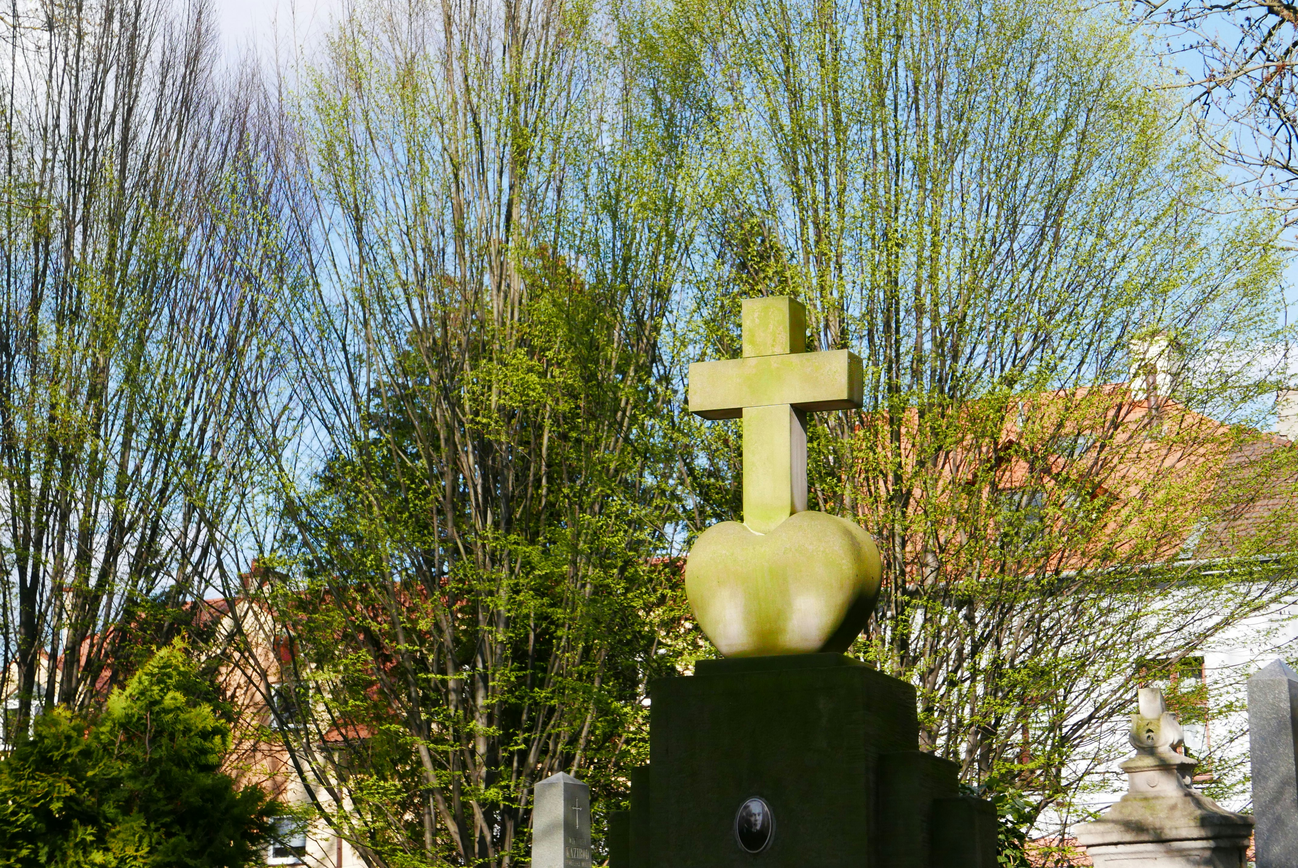 Heart of Stone: A Gravestone Sculpture Under Spring Trees