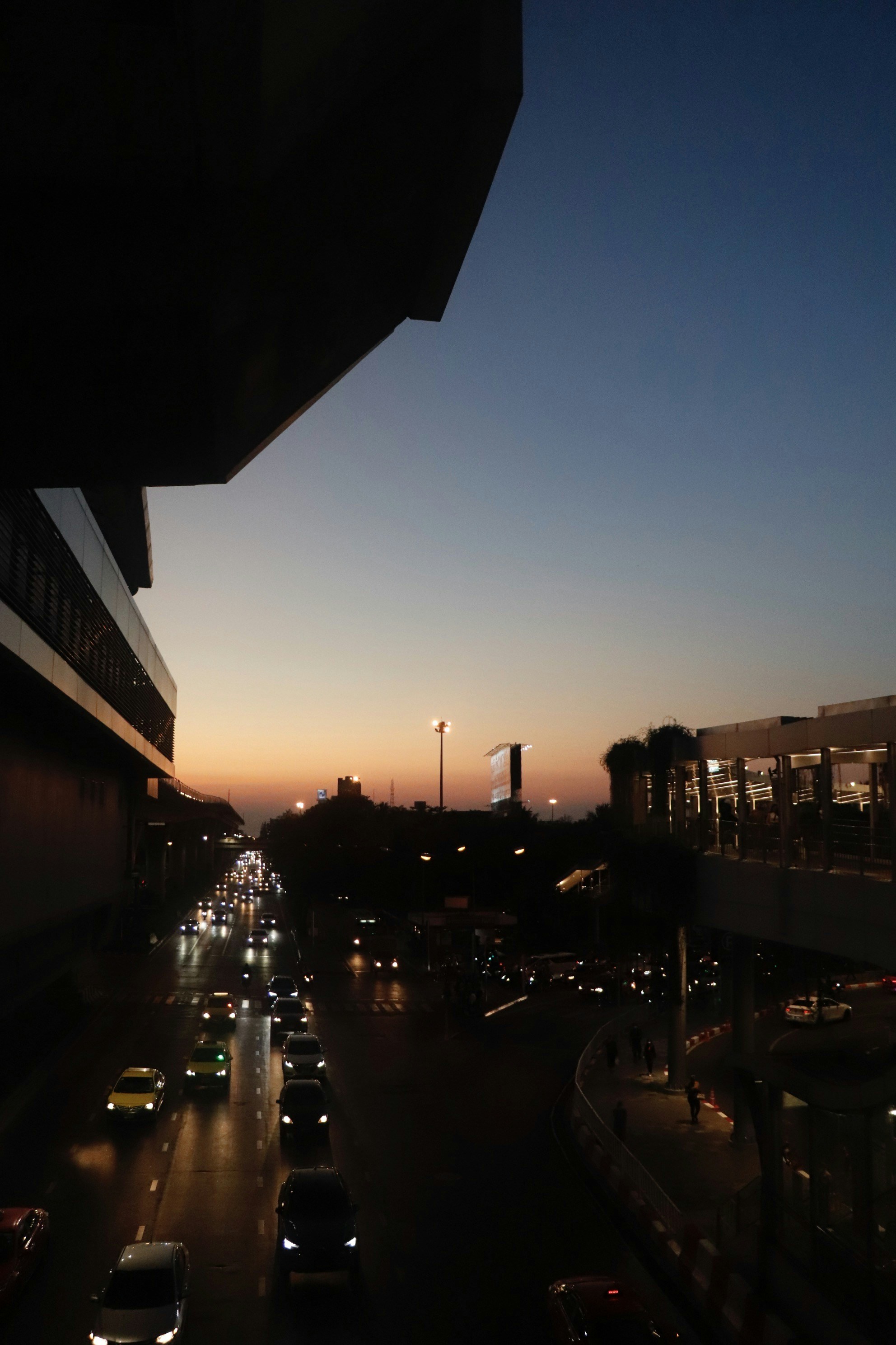 Urban Dusk: City Arteries Waking Under Streetlight Echoes