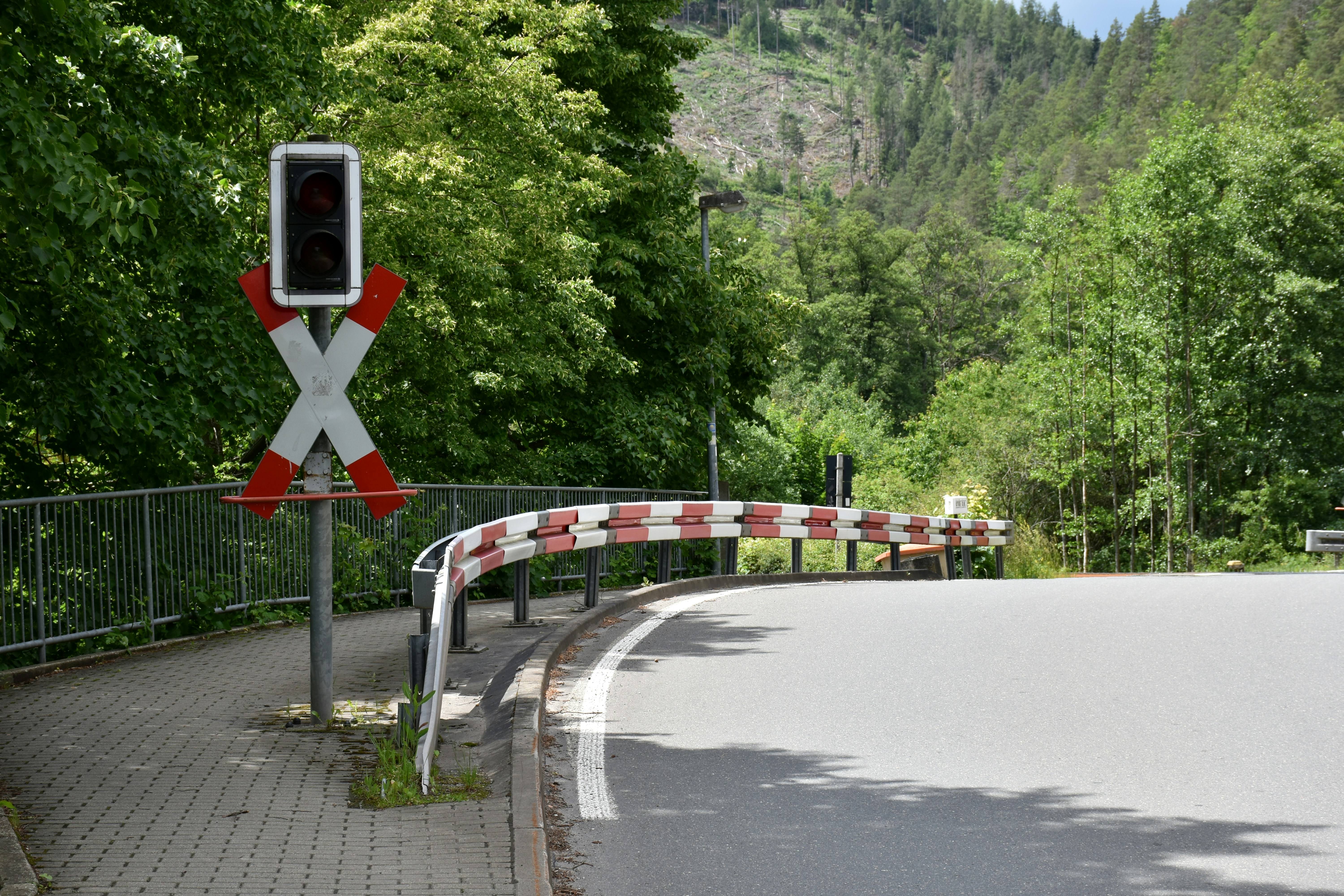 Railway Crossing Curve: A Quiet Road Meets a Quiet Bend