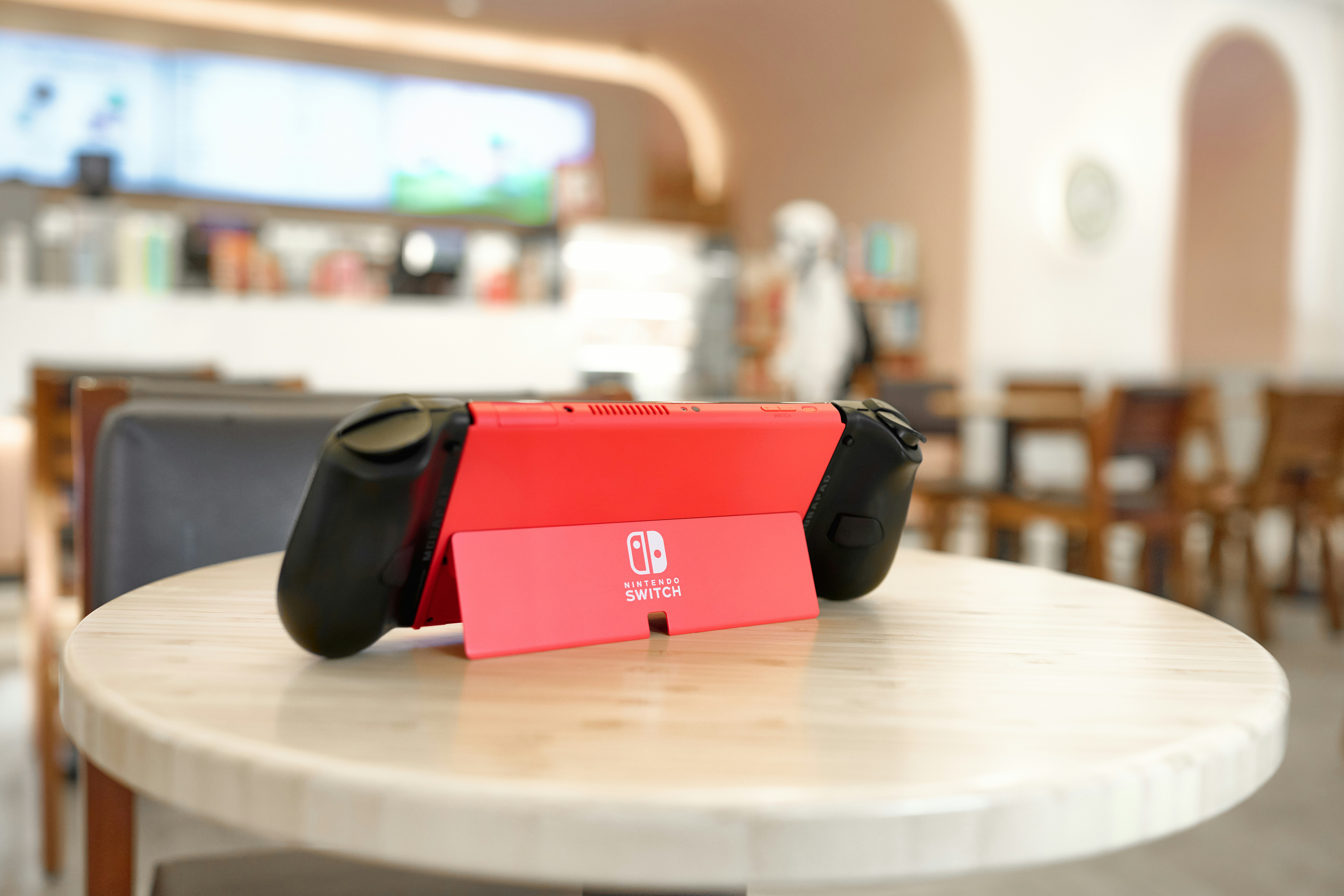 Nintendo Switch on a Round Table: A Quiet Cafe Setup