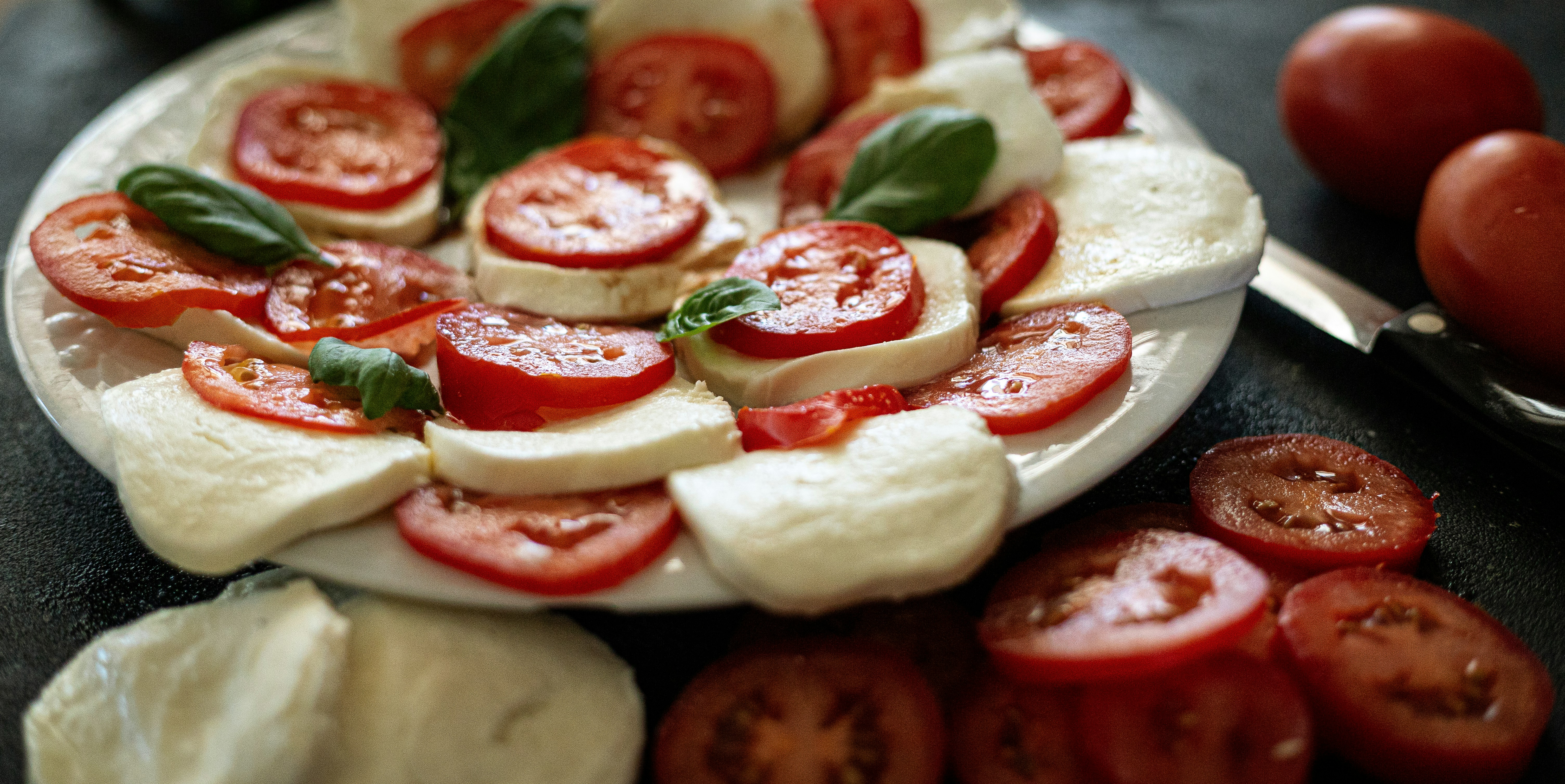 Caprese Arrange: Tomato Discs and Burrata on a Dark Workspace